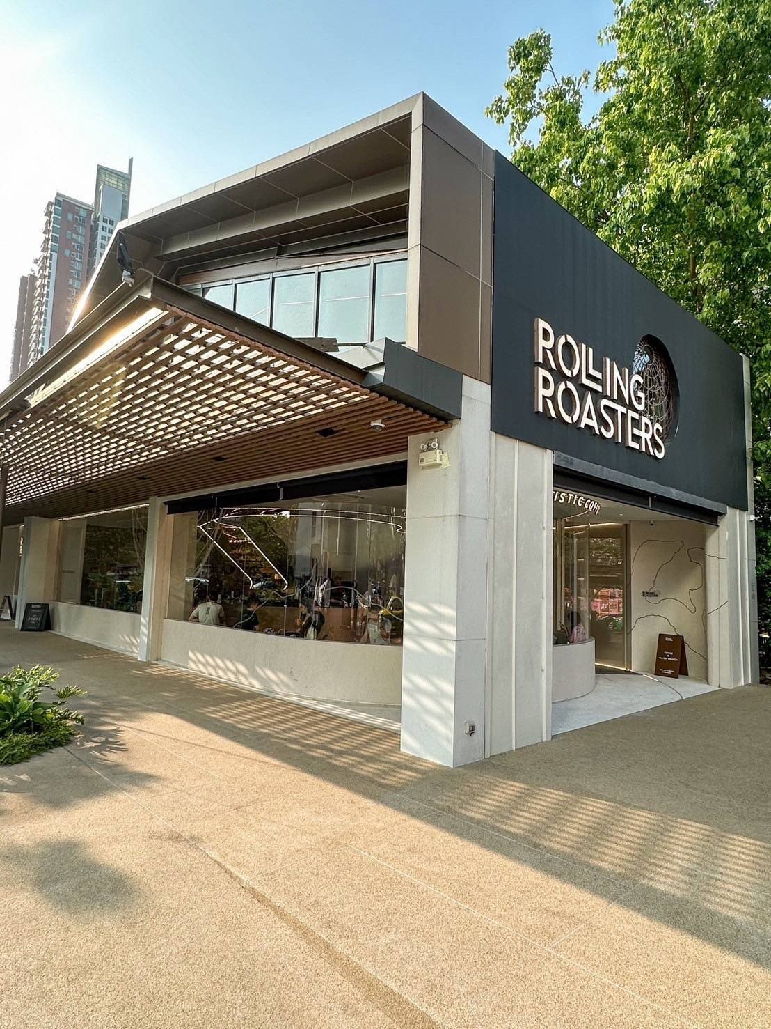 รีวิว Rolling Roasters ROLLING ROASTERS - สายกาแฟต้องมาลอง! ร้านสวย จอดรถสะดวก