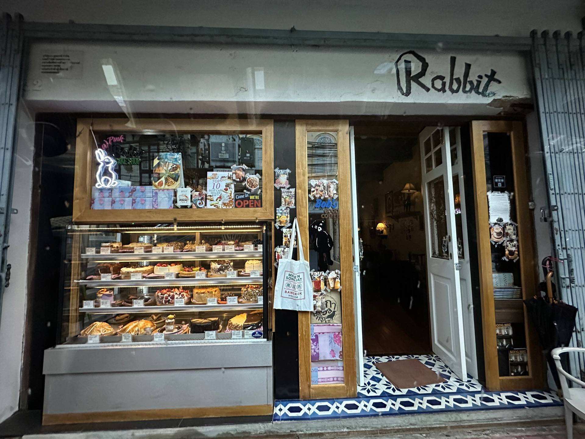 รีวิว A Pink Rabbit + Bob ทรงวาด (อีกา) - Rabbit ข้างร้าน อีกา