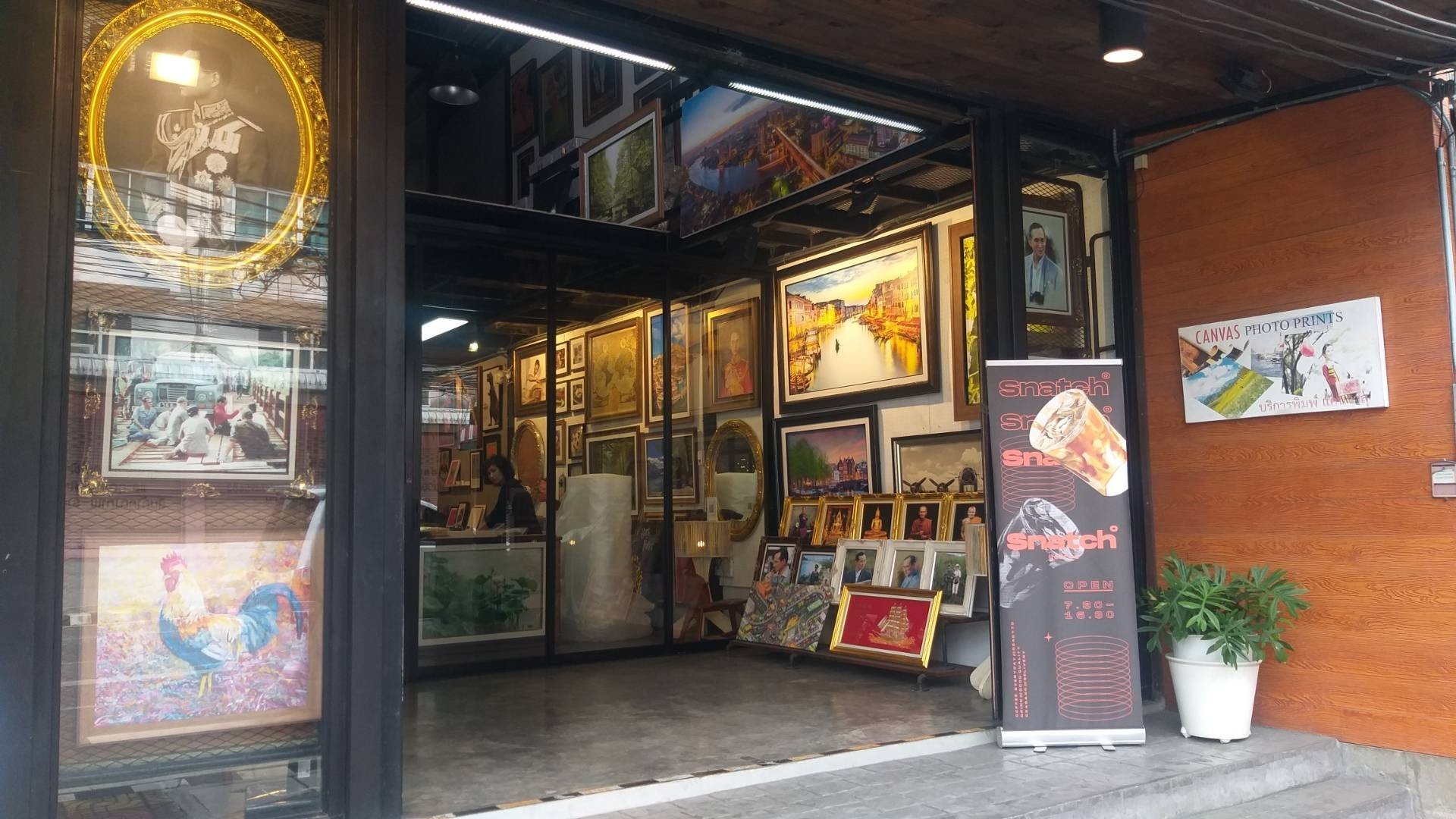 รีวิว Snatch coffee Snatch Sriracha - ร้านกาแฟในร้านกรอบรูป