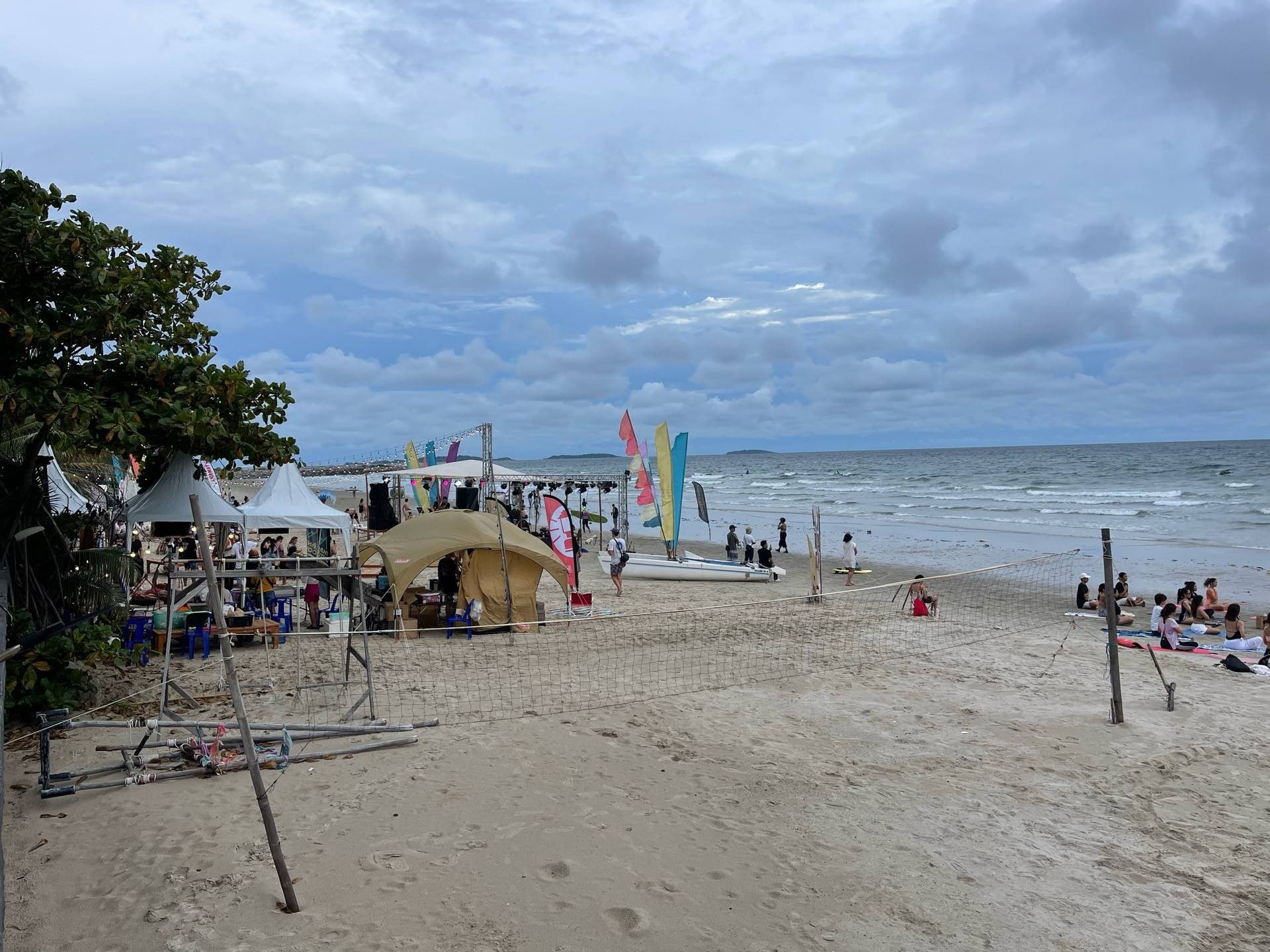 รีวิว อ่าวไข่ - อ่าวไข่ในวันที่กิจกรรม Rayong Surfingเป็นหาดที่มี ...