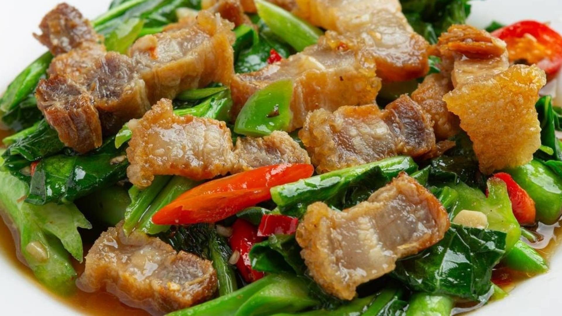 คะน้าหมูกรอบ Kha Na Moo Khrob - สั่งอาหารเดลิเวอรี | Wongnai x LINE MAN