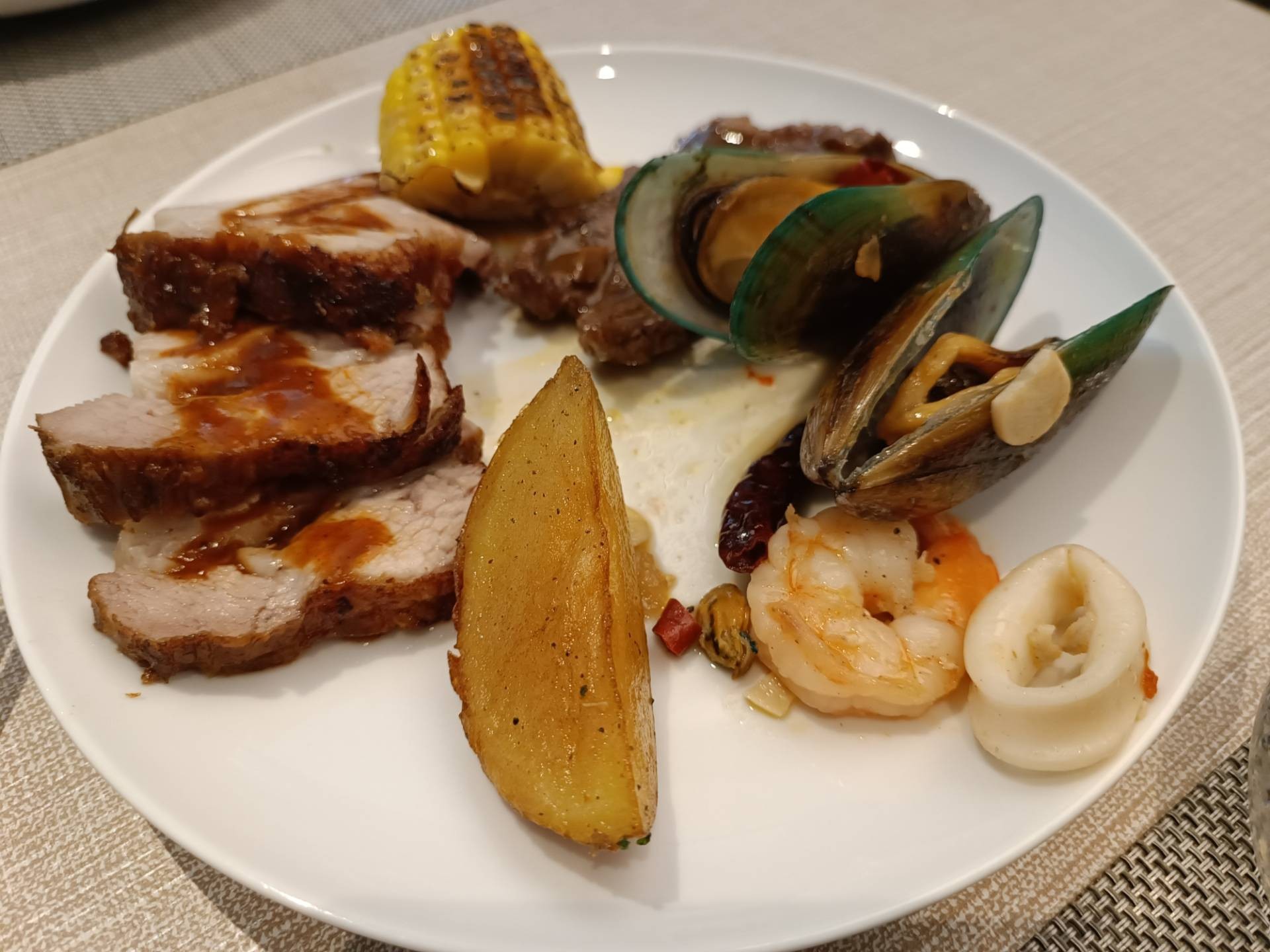 บุฟเฟ่ต์นานาชาติ ร้าน Chon Som All Day Dining by Courtyard Marriott ...