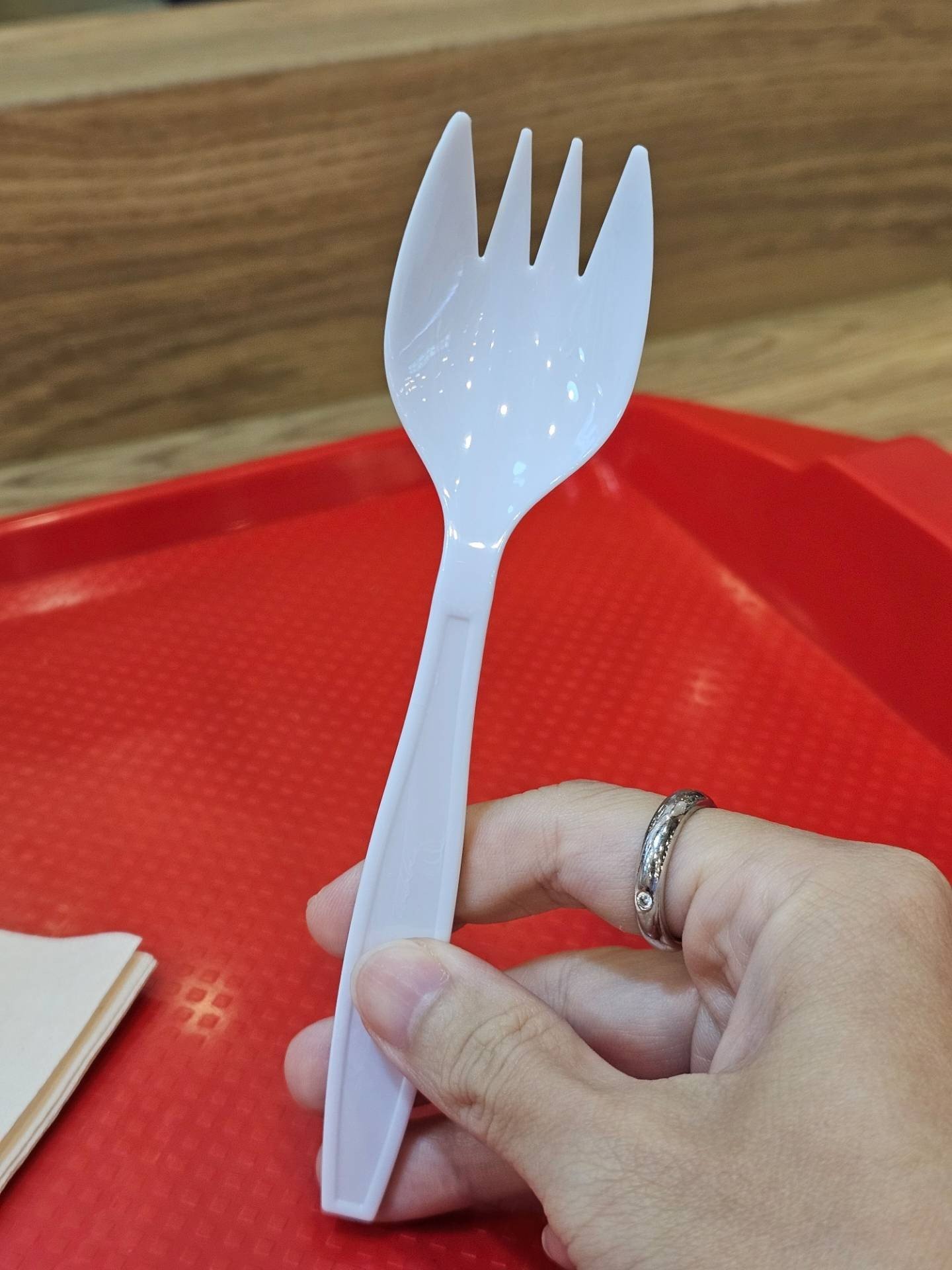 รีวิว KFC Terminal 21 Rama 3 - 🥄🍴 SPORK (Spoon+Fork) ใช้ยากจริงๆ ใช้ตัก ...