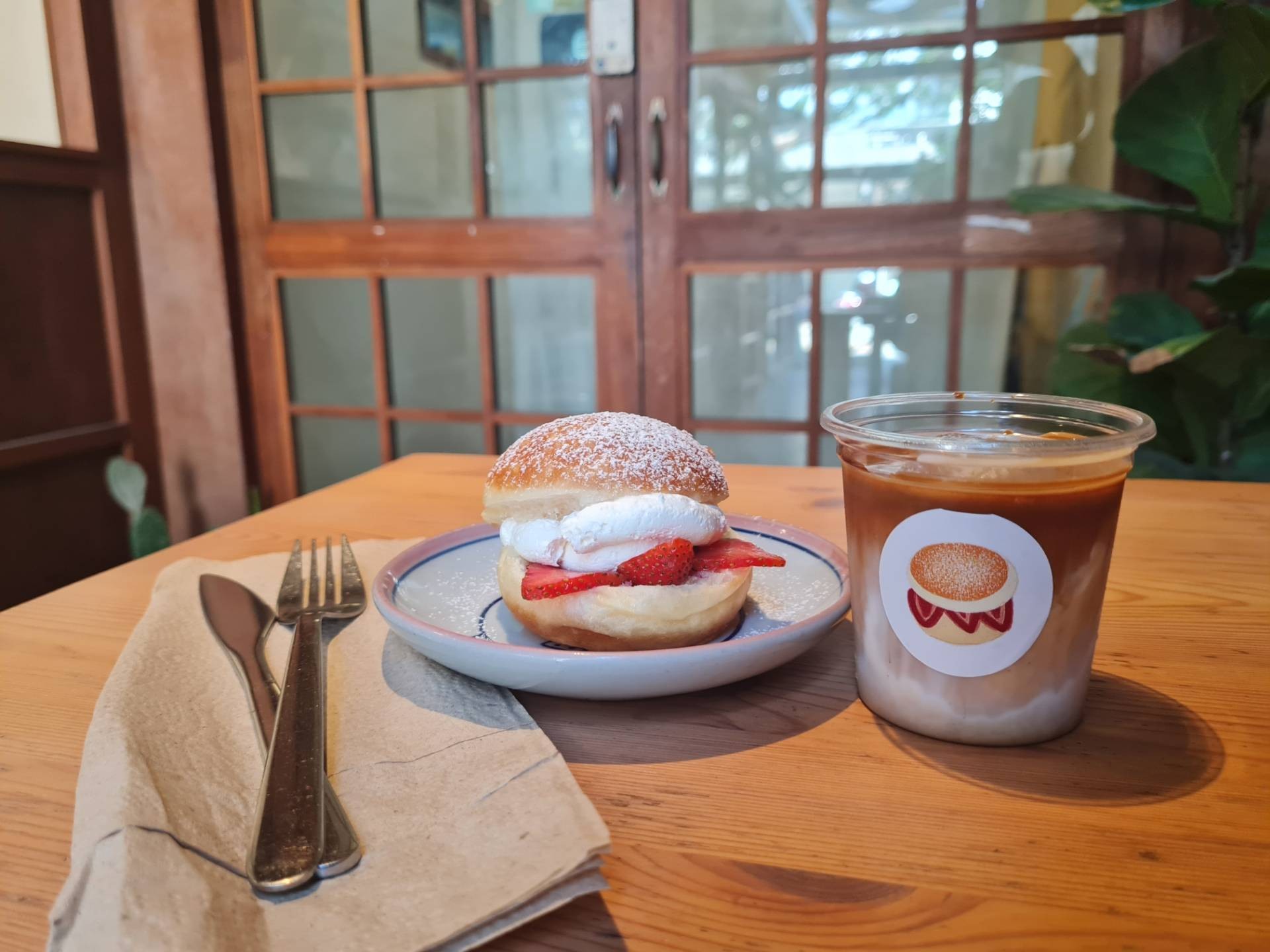 รีวิว Mooh Doughnuts - ร้านโดนัทโฮมเมด ในเชียงใหม่ บรรยากาศร้านน่ารักชิคๆ