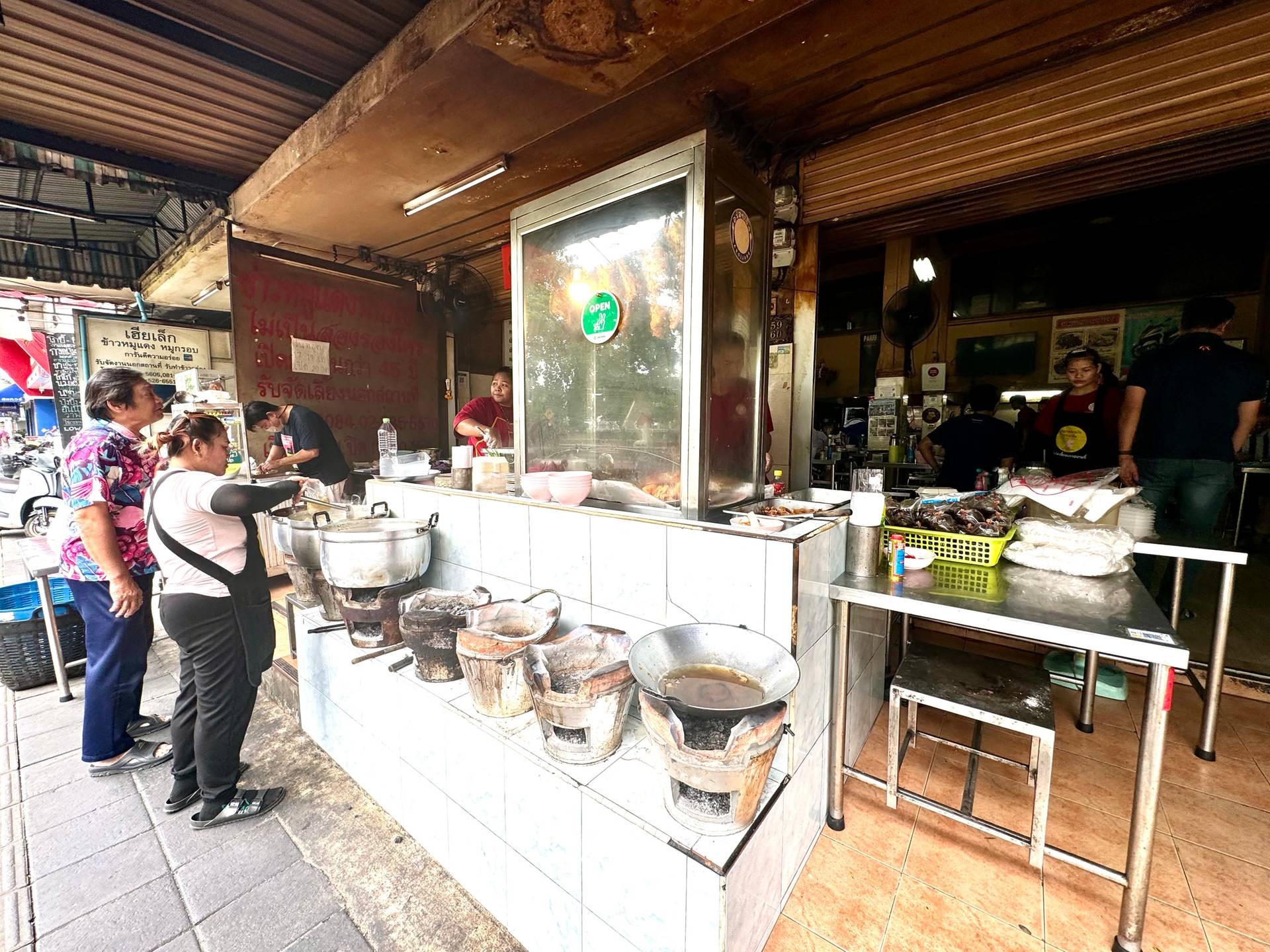 รีวิว หมูกรอบนายไซ ประชาชื่น - " หมูกรอบนายไซ (Mu Krob Nai Sai) ประชา ...