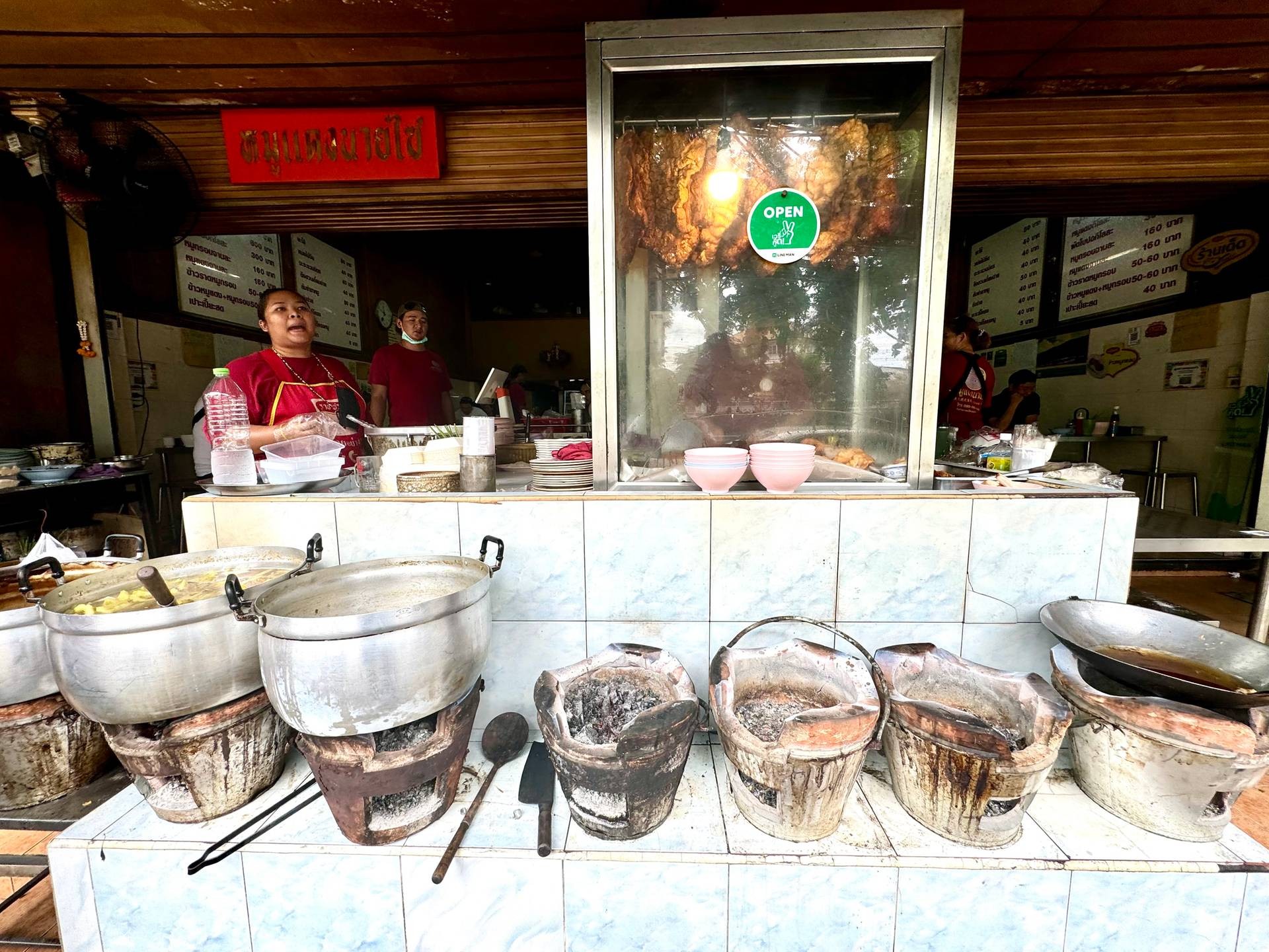 รูป หมูกรอบนายไซ ประชาชื่น