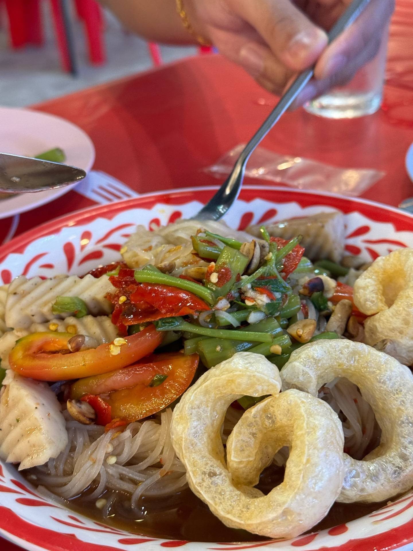 ตำเส้นเล็ก ร้าน ลาบยโส ขมแป๋ตาย by ทรายมูล ฝั่งตรงข้ามโรงอาหารรามา