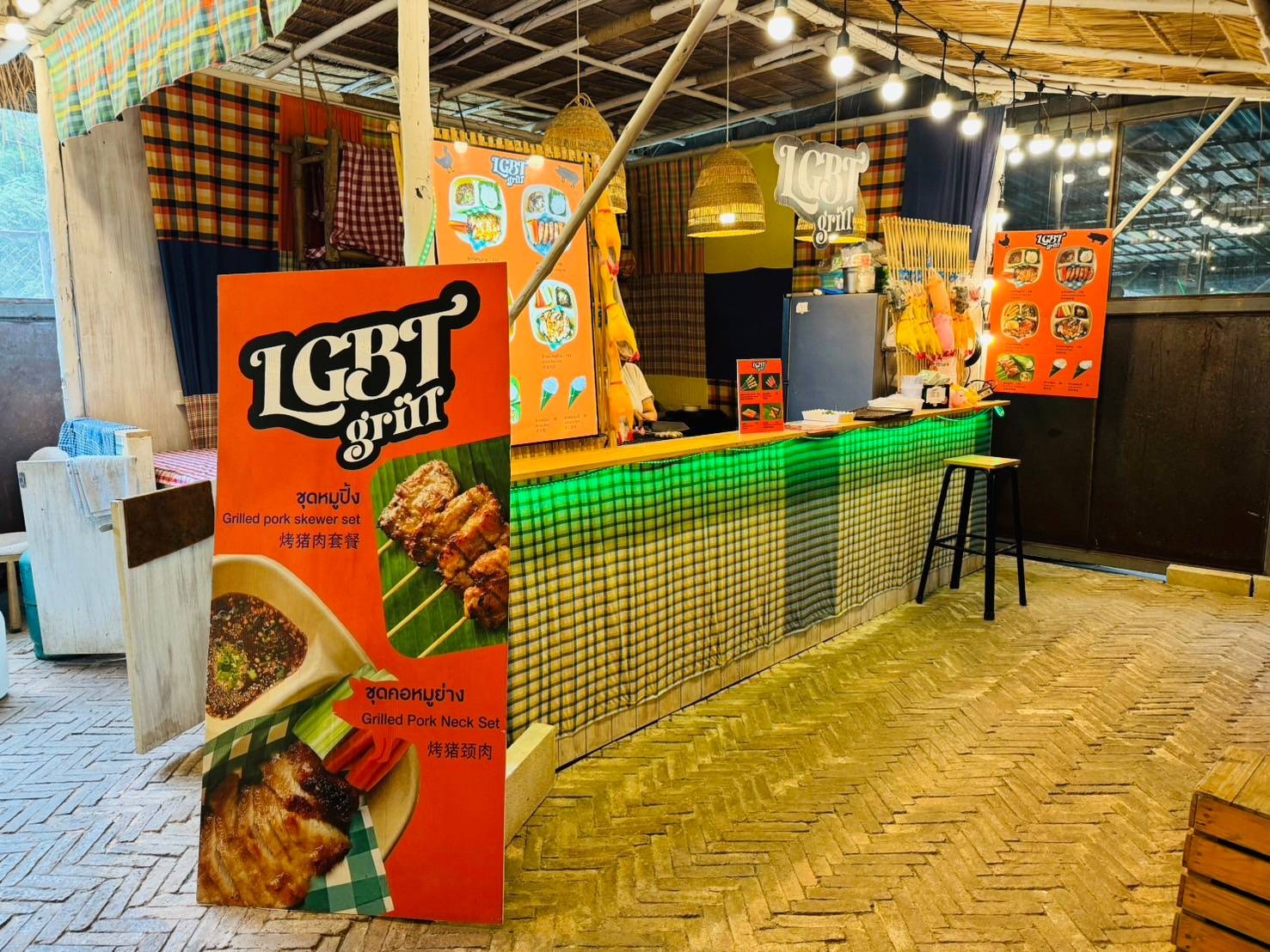 รีวิว LGBT grill - ราคาสูง ไก่ย่างไม่สุก