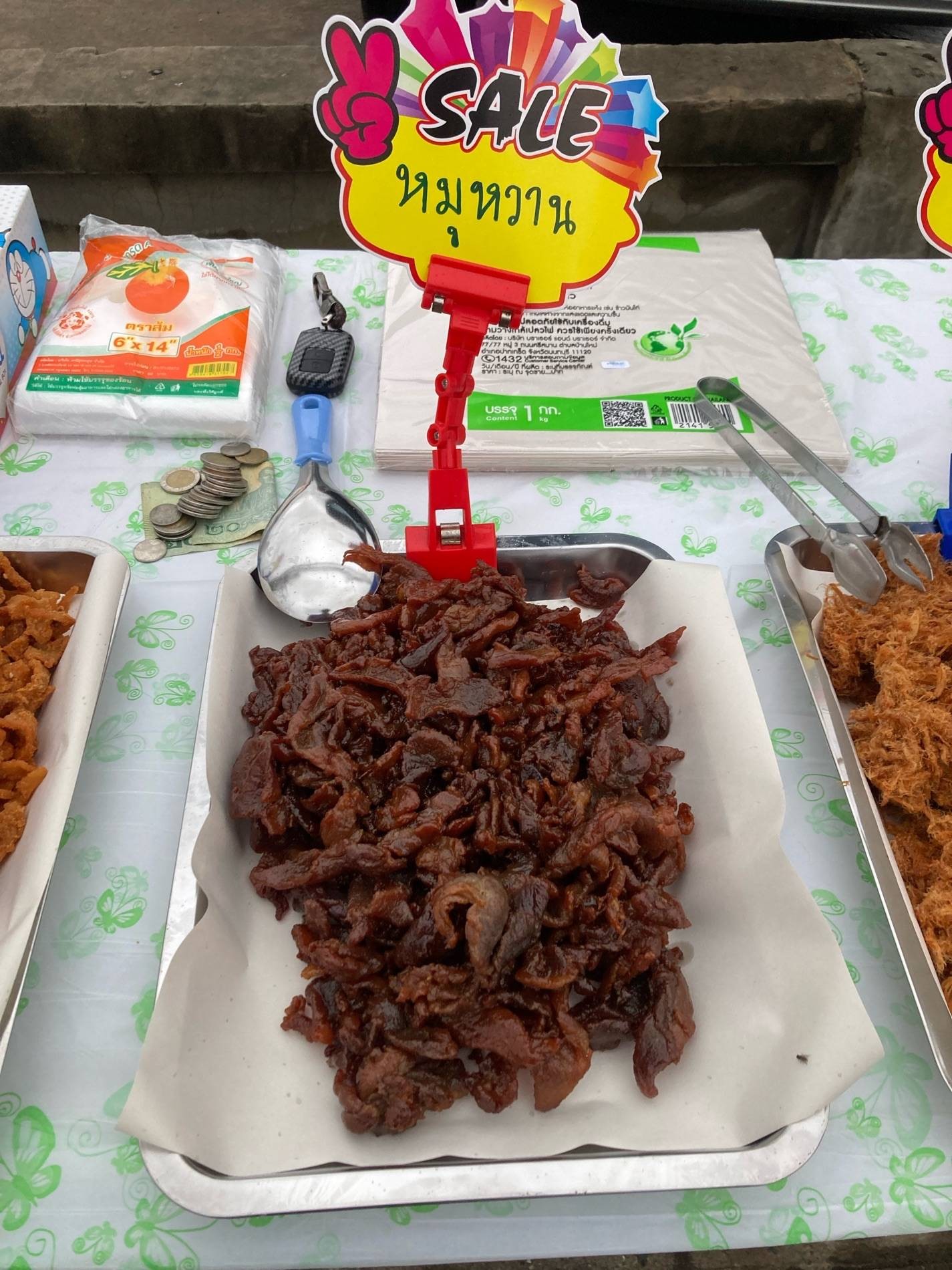 รูป Neaw kin ข้าวเหนียวห่อ-(เต็นท์สีครีมหน้าลานสุนีย์) ริมฟุตบาทหน้าลาน ...