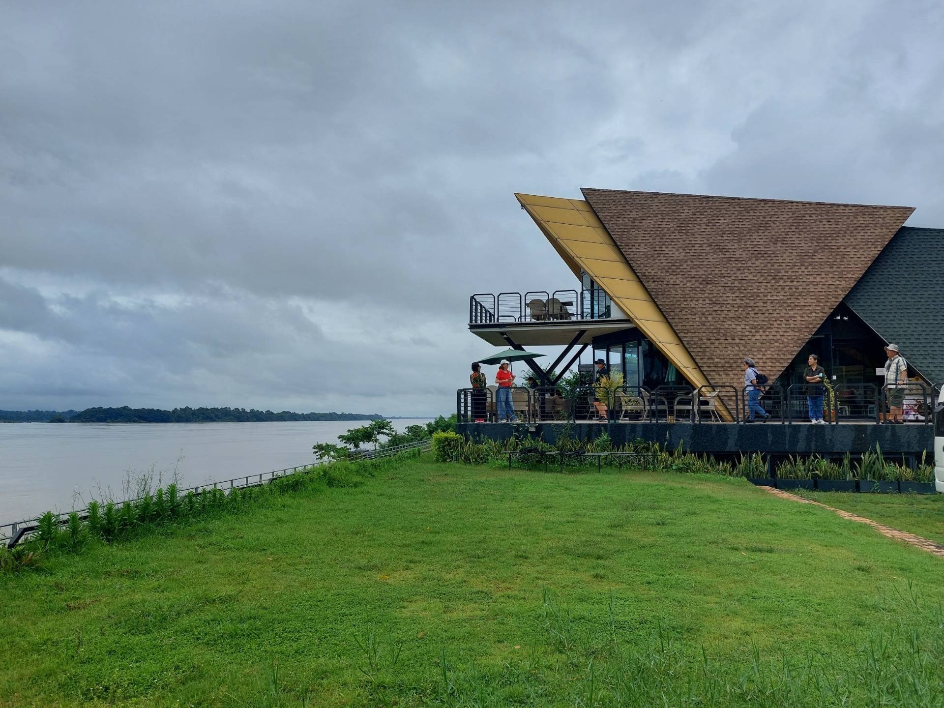 รีวิว NAKA Cafe นครพนม - คาเฟ่สวยเปิดใหม่ ริมน้ำโขงวิวพาโนรามา