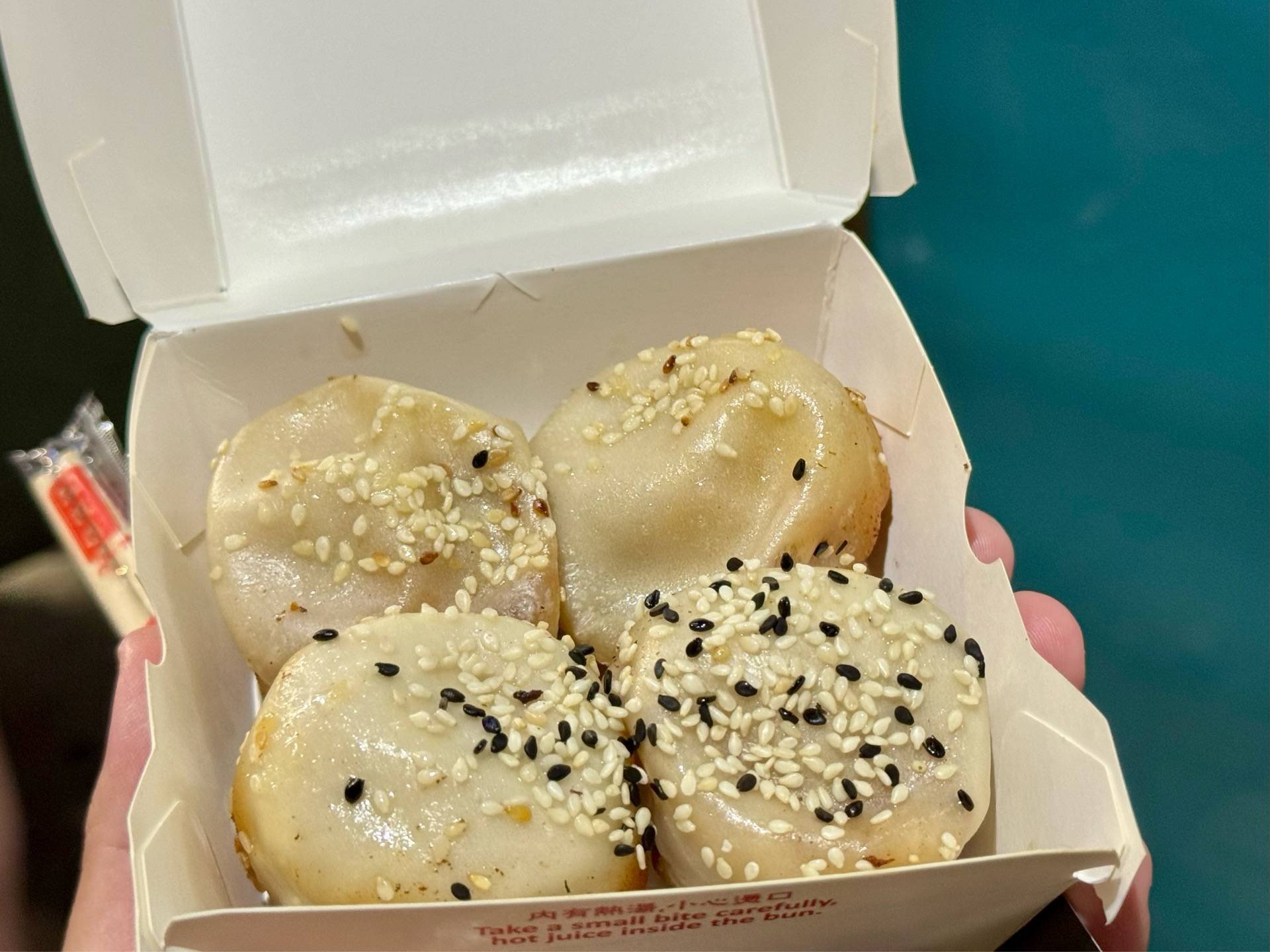 ซาลาเปาทอด • 1 เซต เล็กที่สุด 4 ลูก คละไส้ได้ ร้าน Cheung Hing Kee Shanghai