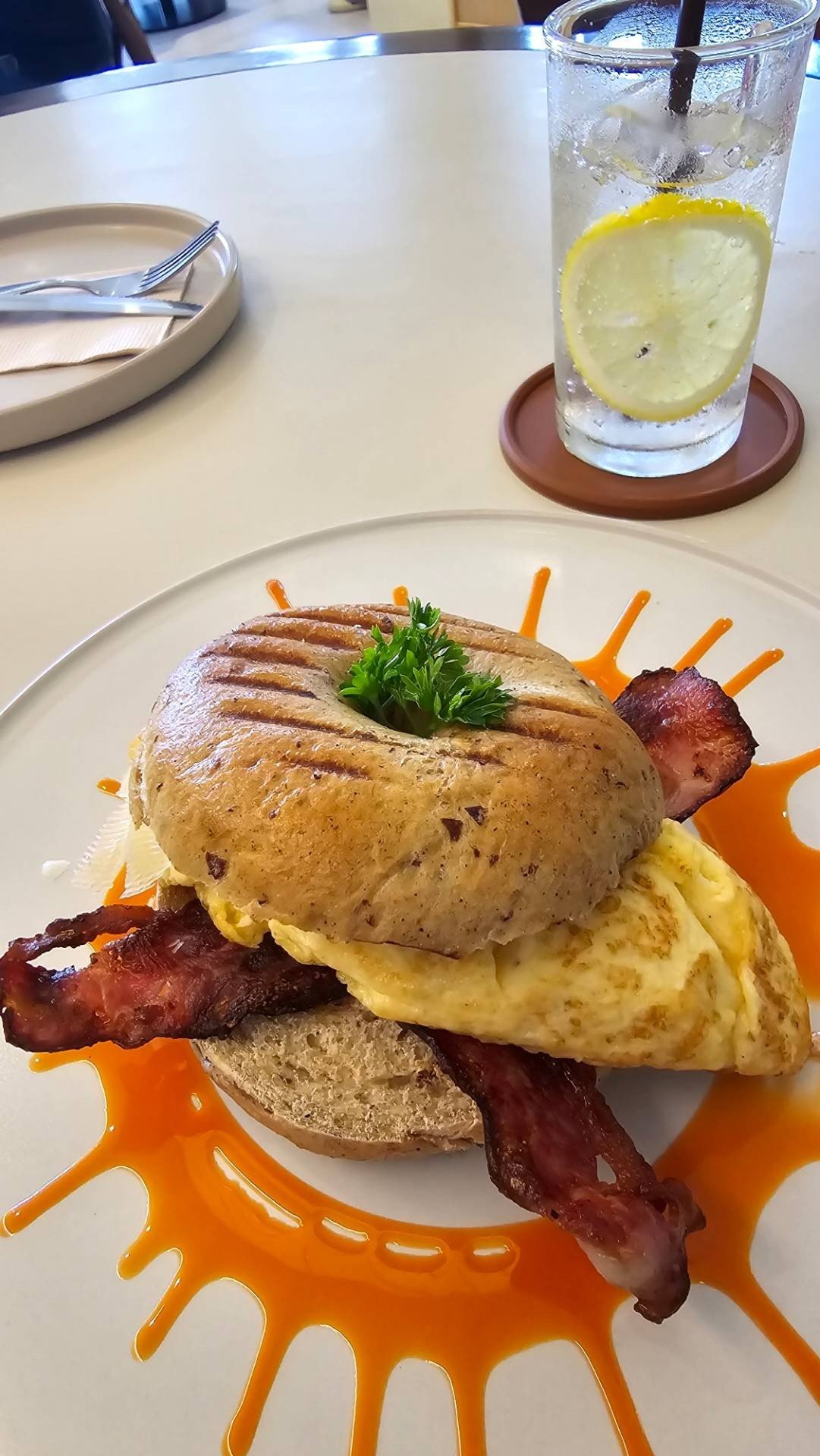 รีวิว Mitte Mitte Huahin หัวหิน - ร้านบรรยากาศสบาย brunch ได้ all day เบเกิลมีให้เลือกเยอะ สายเบ ...