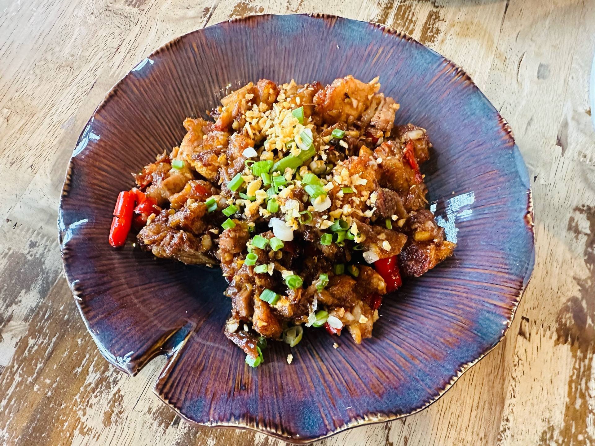 หมูกรอบคั่วพริกเกลือ ร้าน ชาม Charm Kitchen ขอนแก่น