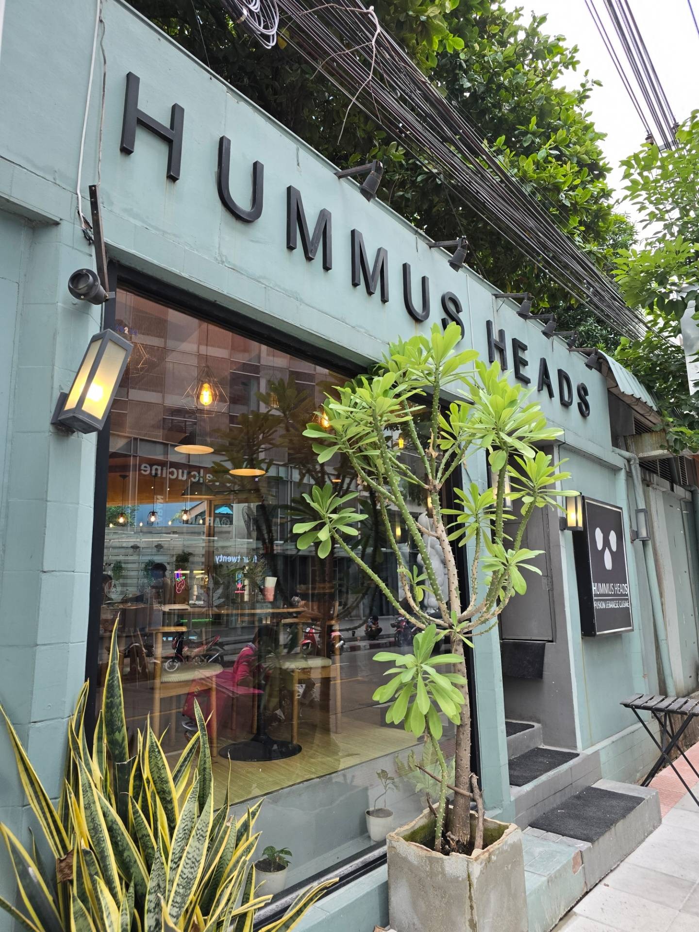 รีวิว Hummus Heads -Thonglor 10 - This is a small restaurant that ...