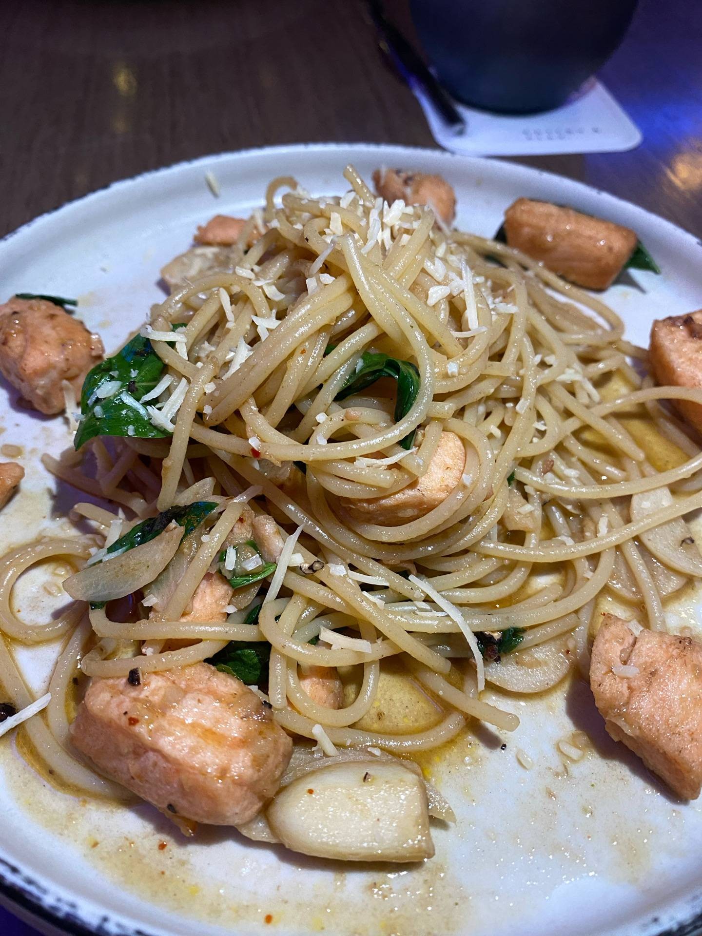 สปาเก็ตตี้แซลม่อนซอสปลาเค็ม ร้าน Kinlenn Eatery & Play ร่วมฤดี