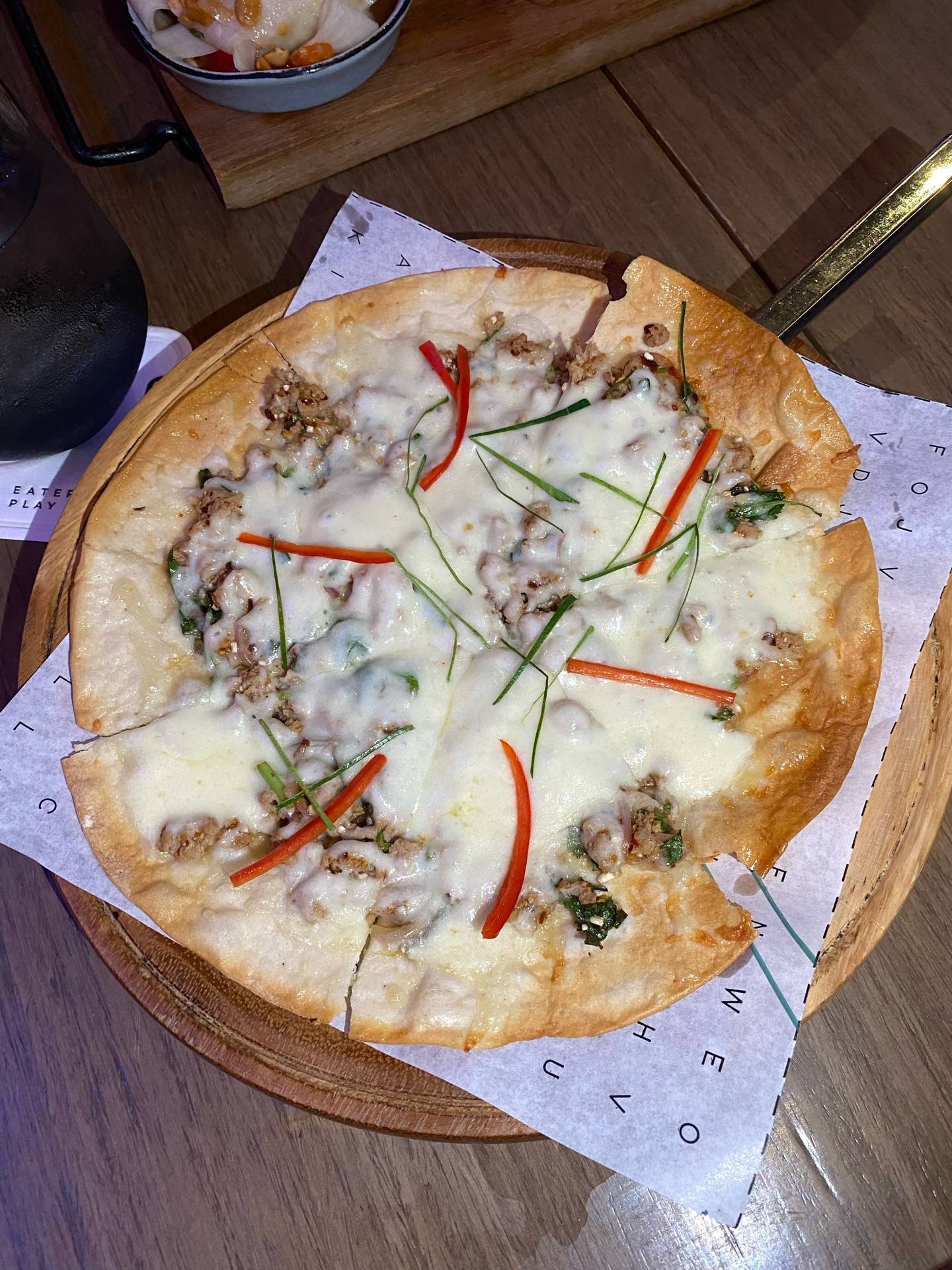 พิซซ่าข้าวคั่วลาบหมู ร้าน Kinlenn Eatery & Play ร่วมฤดี