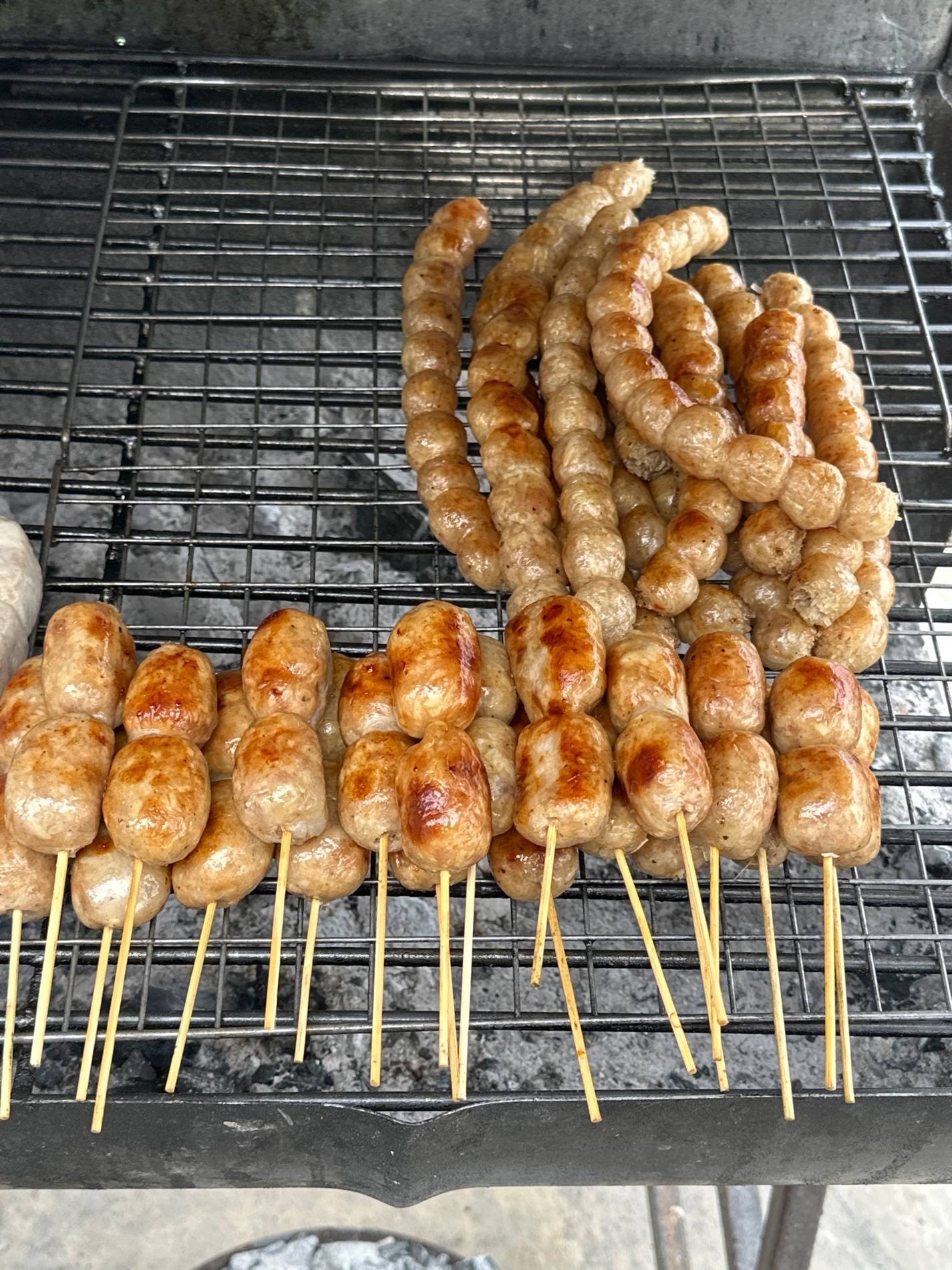 ไส้กรอกอีสานย่าง ลูกชิ้นทอดน้ำจิ้มเด็ด เจ้เล็กบางแพรก - สั่งอาหารเดลิเ ...