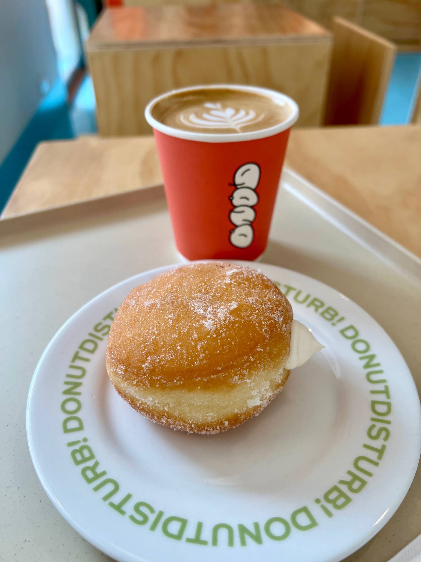 รีวิว DONUT DISTURB Ari - กาแฟเข้มๆ ทานคู่เมนูโดนัท