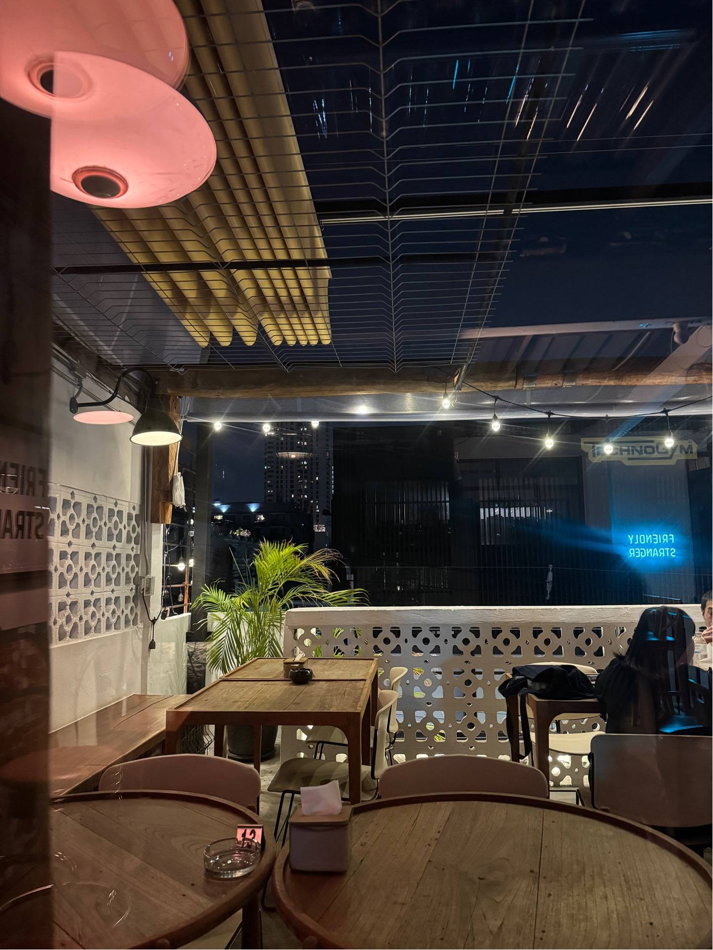 รีวิว Friendly Stranger Ekkamai 26 - ร้าน Hangout ย่านเอกมัย มีดนตรีสด