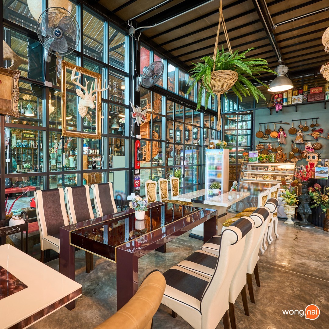 Leader Vintage And Cafe' ร้านอาหารกึ่งคาเฟ่ตระการตาไปกับของสะสมสุดว้าว