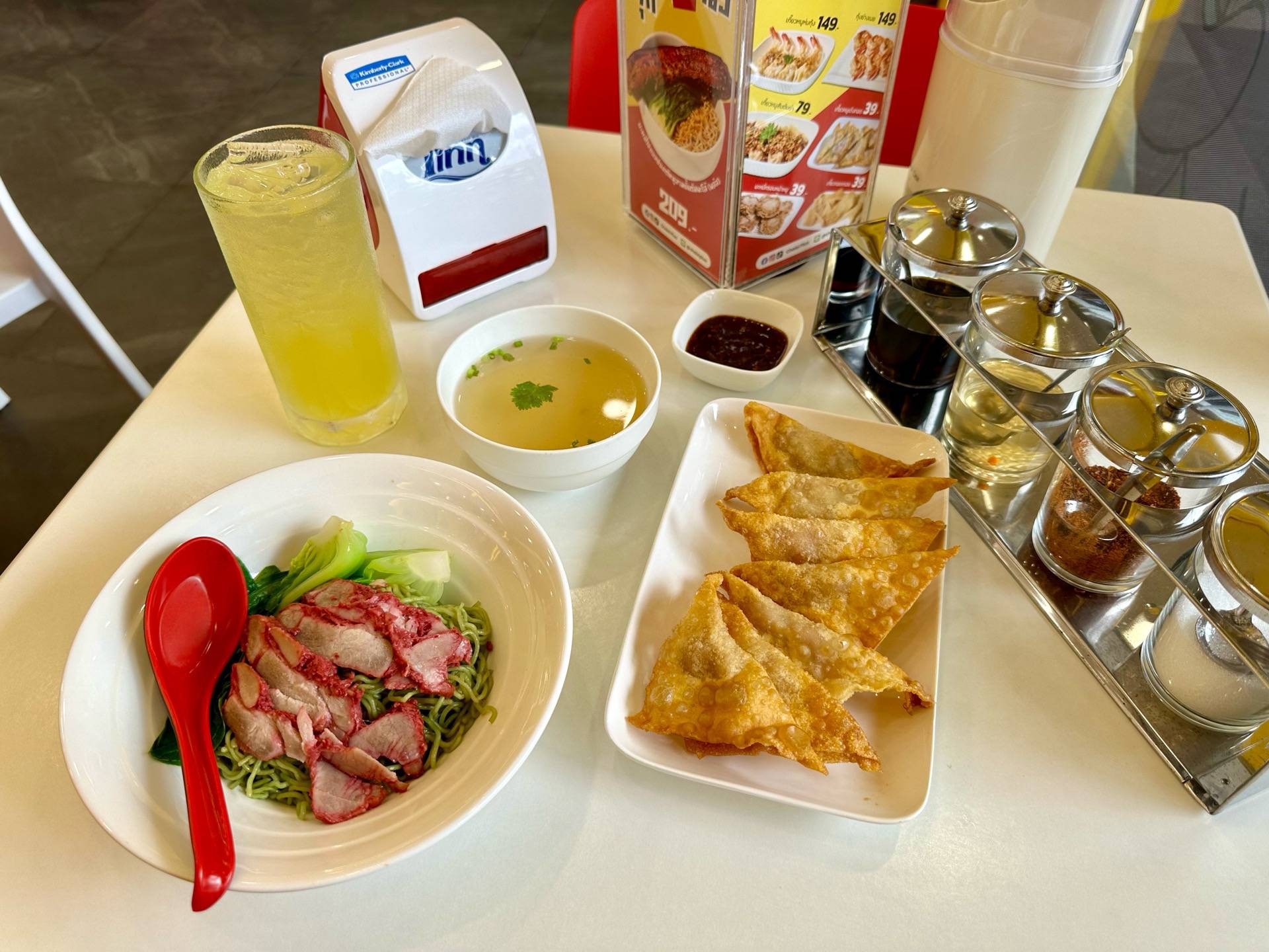 Set บะหมี่ซอสฮ่องเต้หมูแดงฮ่องกง + เกี๊ยวหมูเด้งทอด + เครื่องดื่ม ร้าน ...