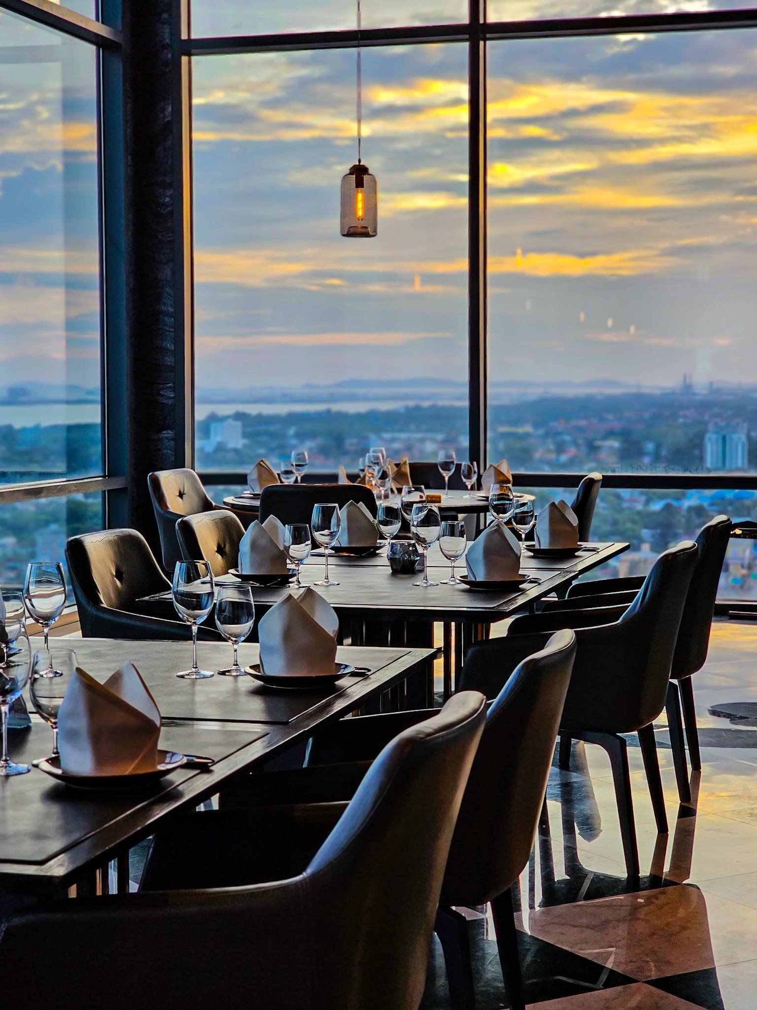 ร้าน Elementi Rooftop Restaurant & Bar โรงแรม ฮอลิเดย์ อินน์ แอนด์ สวีท ...