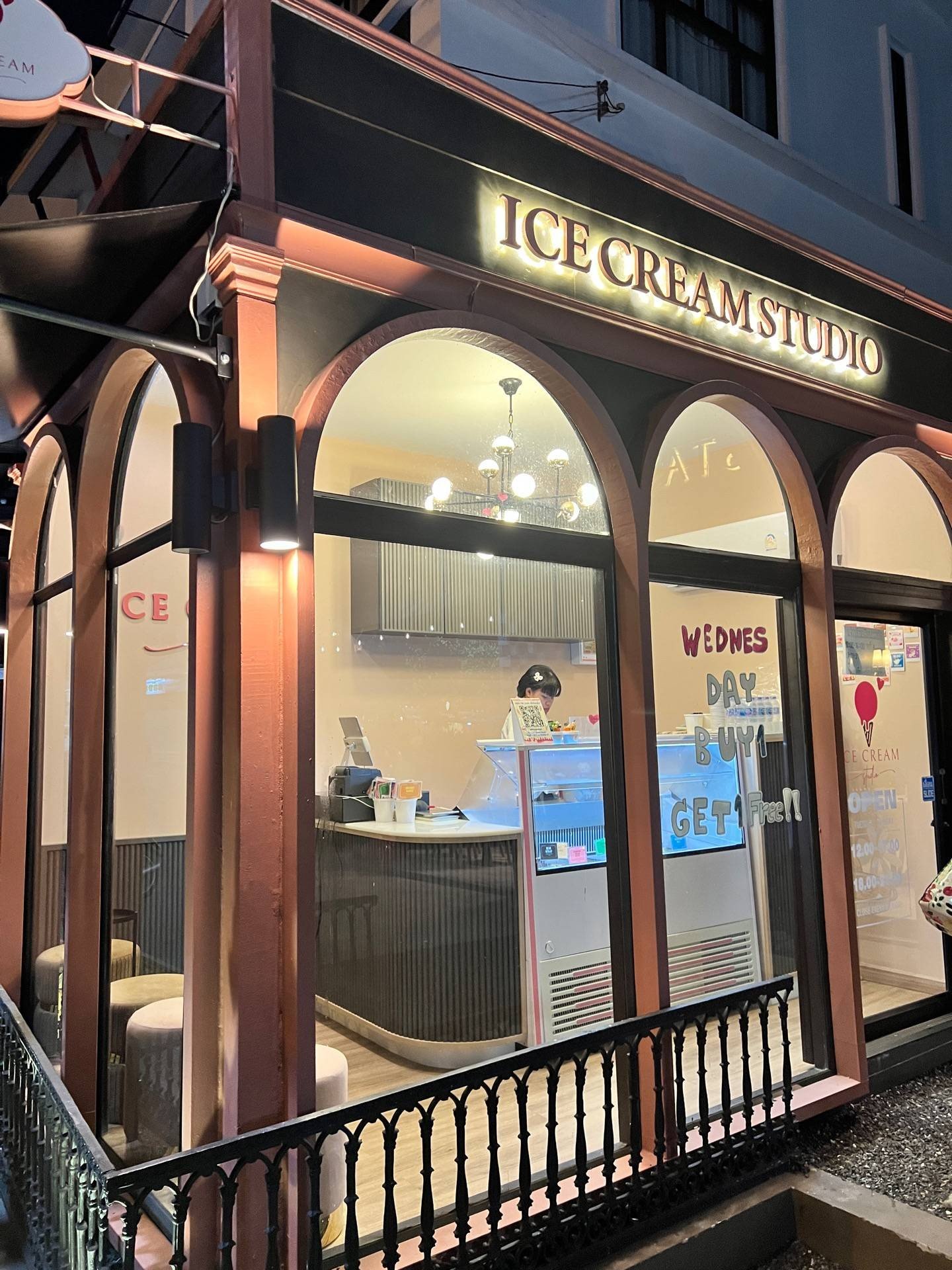 รีวิว Ice cream studio - มีรสชาติไอศครีมให้เลือกมากมาย แล้วแต่วันนะว่า ...