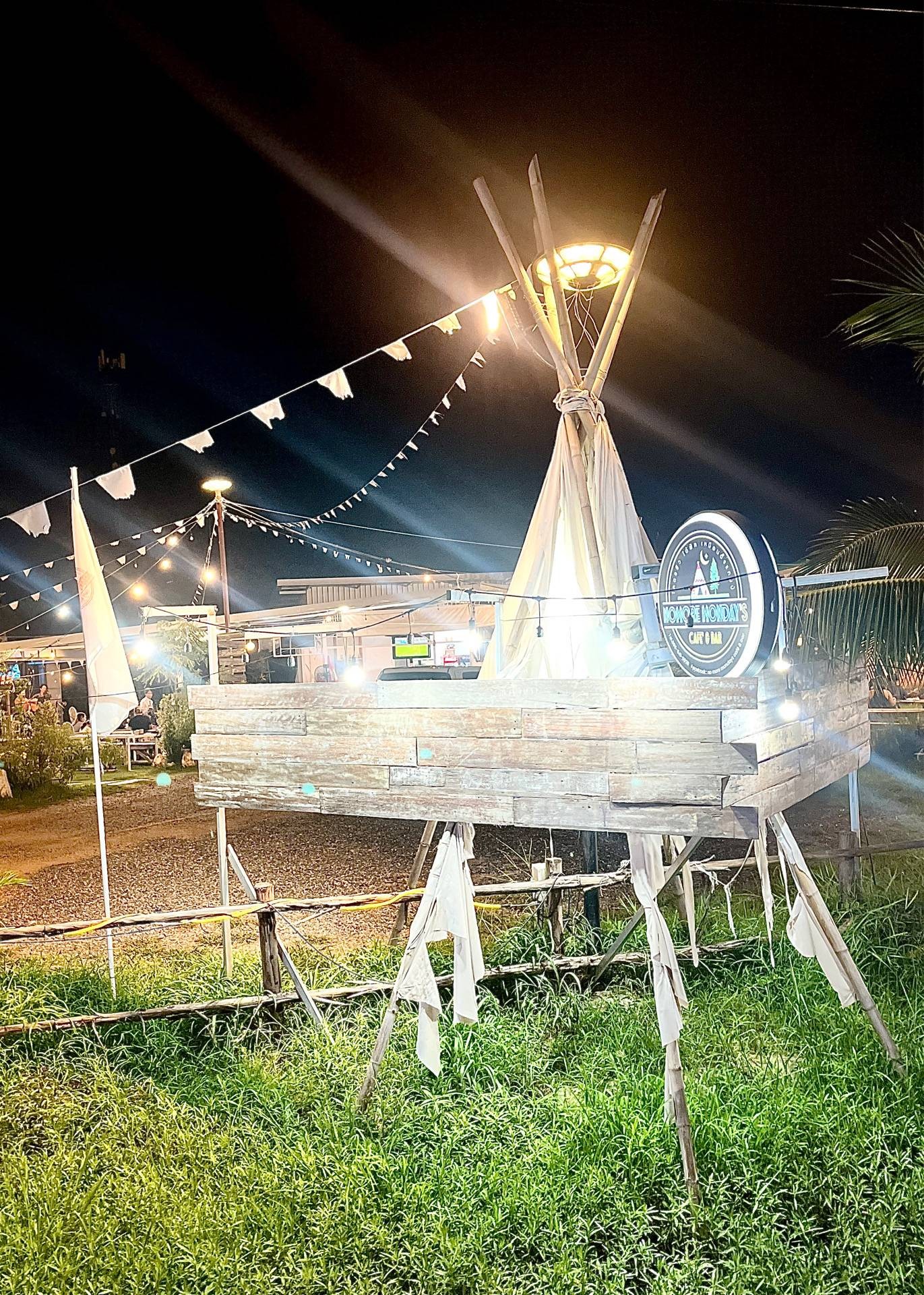 รีวิว No more Mondays Cafe&Bar กรุงเทพ - ปิ้งย่างบรรยากาศแค้มป์ ดนตรีสด ...