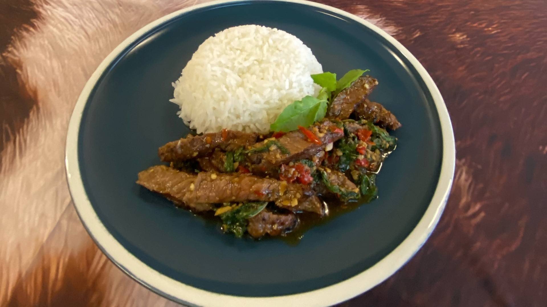 กะเพราย่างเนื้อ (Basil Burn Beef) - สั่งอาหารเดลิเวอรี | Wongnai x LINE MAN