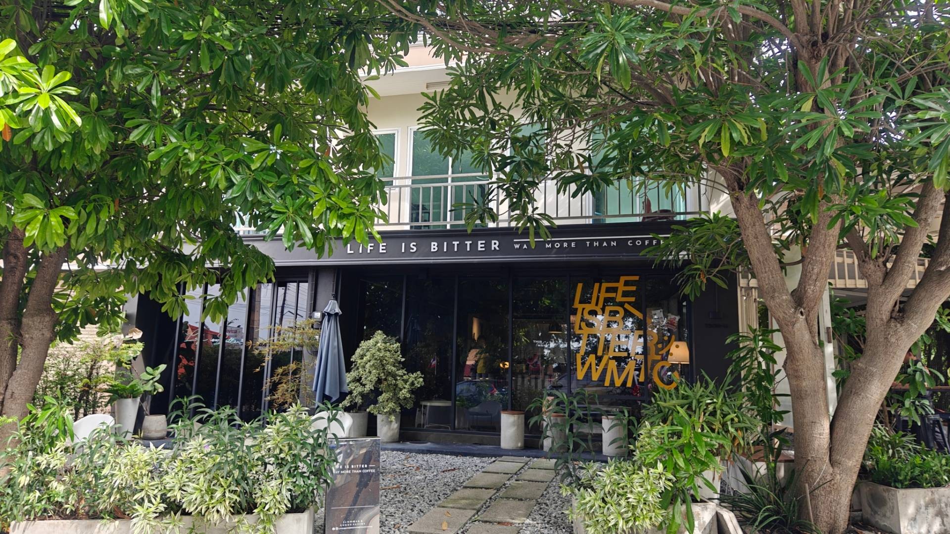 รีวิว Life is Bitter, way more than coffee - กาแฟเข้มๆ ทางเข้าโค้งๆ