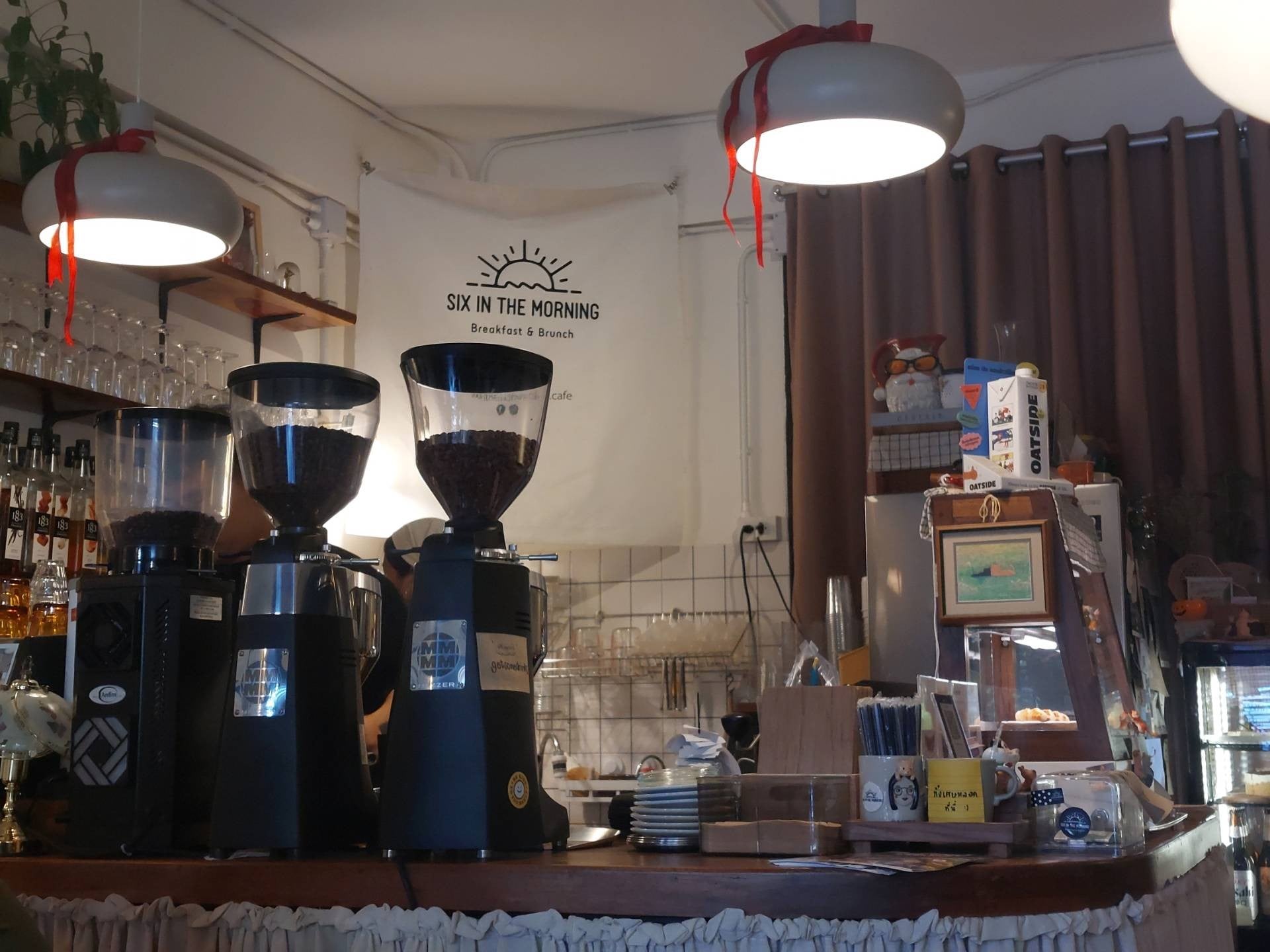 รีวิว Six In The Morning Cafe - ร้านเล็กๆ ในตัวเมืองเพชร
