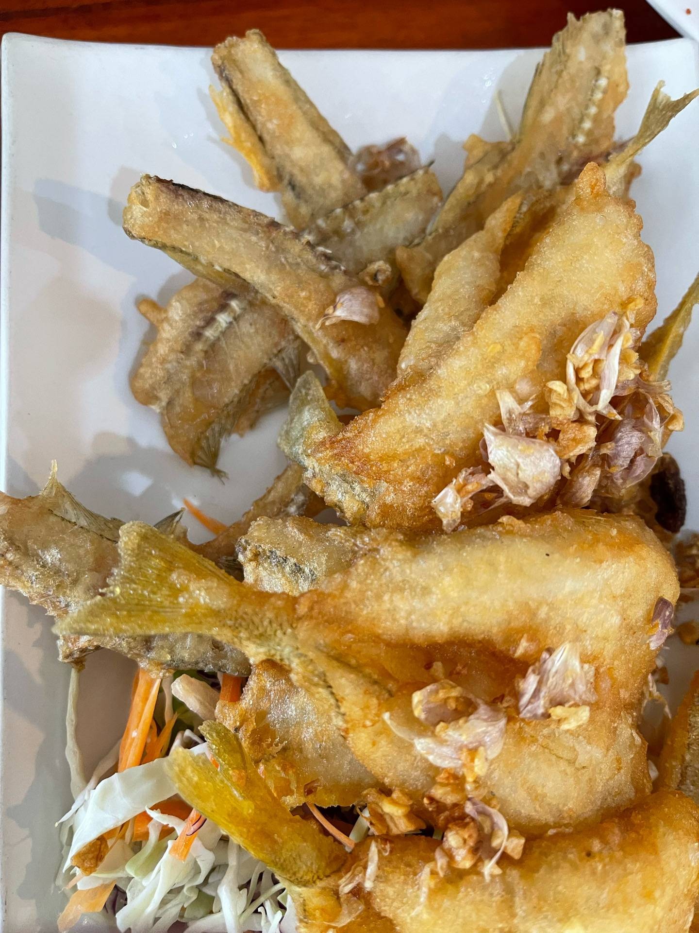 ปลาทรายทอดกระเทียม • ปลาทรายเลาะก้างทอดกรอบ กินได้ทั้งเนื้อและก้าง ร้าน ...
