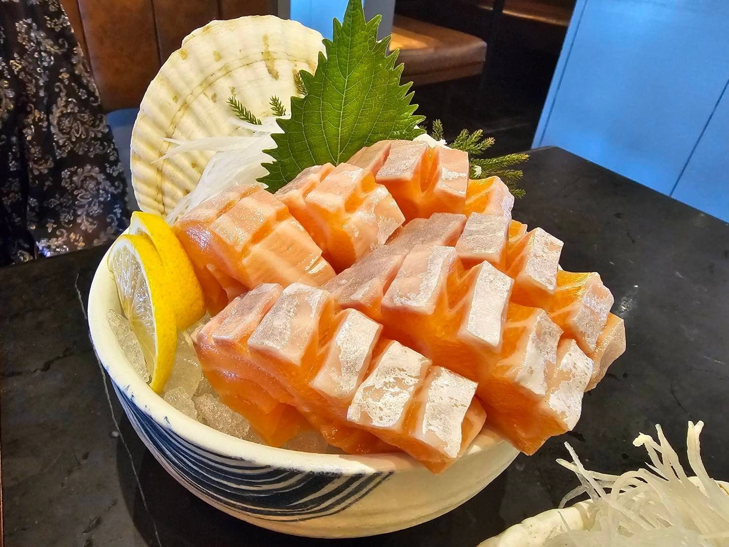 Salmon Toro Sashimi • 375++ ร้าน Maguro Sushi เฮลท์แลนด์ แจ้งวัฒนะ