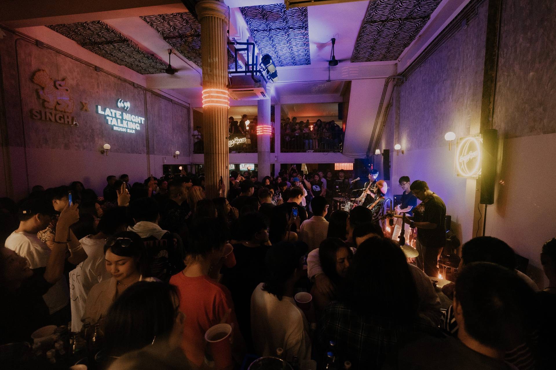 รีวิว Late Night Talking Music Bar - - A Vibe Check 🏻 lively atmosphere ...
