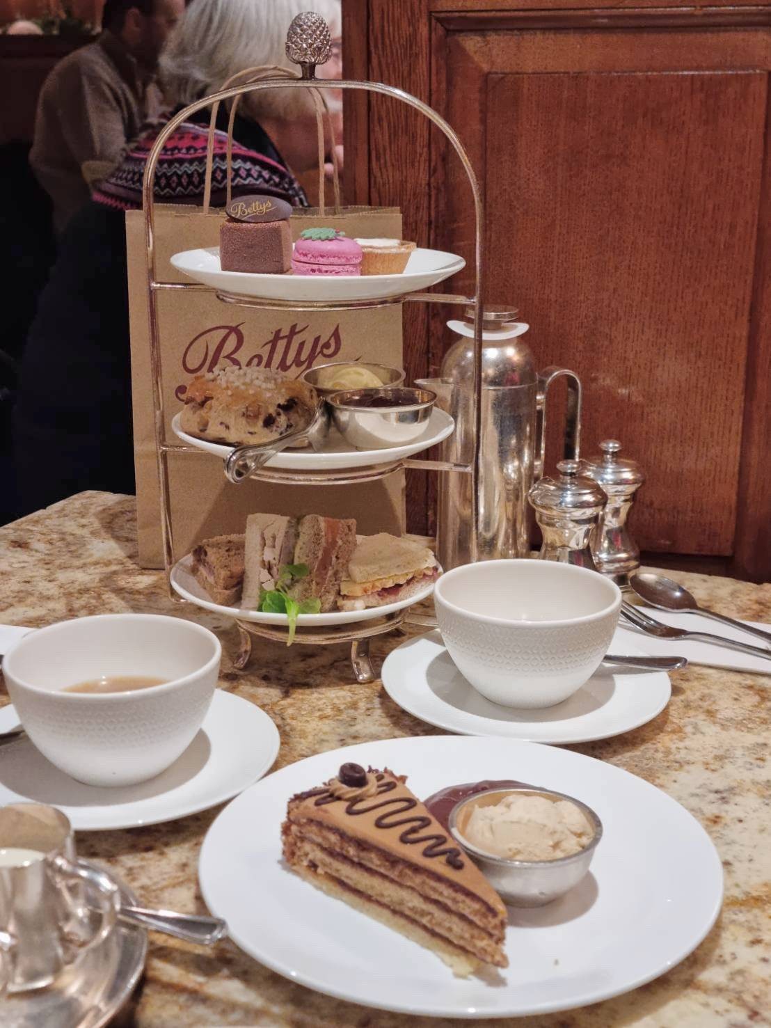 รีวิว Betty's Café Tea Rooms - Betty's Café Tea Rooms