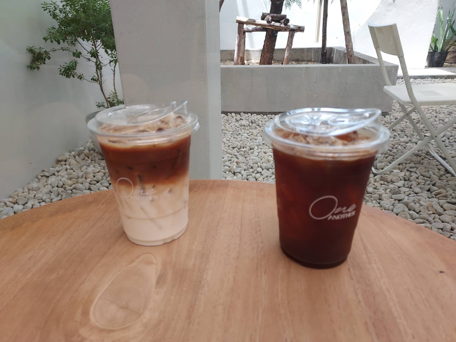 รีวิว One Another Cafe บางปู - คาเฟ่มินิมอล ในพิกัดลับโชว์รูมฮอนด้า