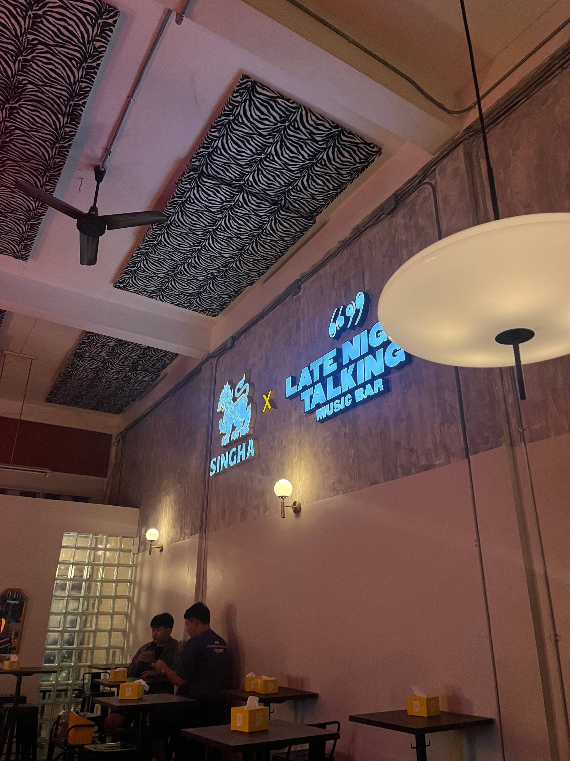 รีวิว Late Night Talking Music Bar