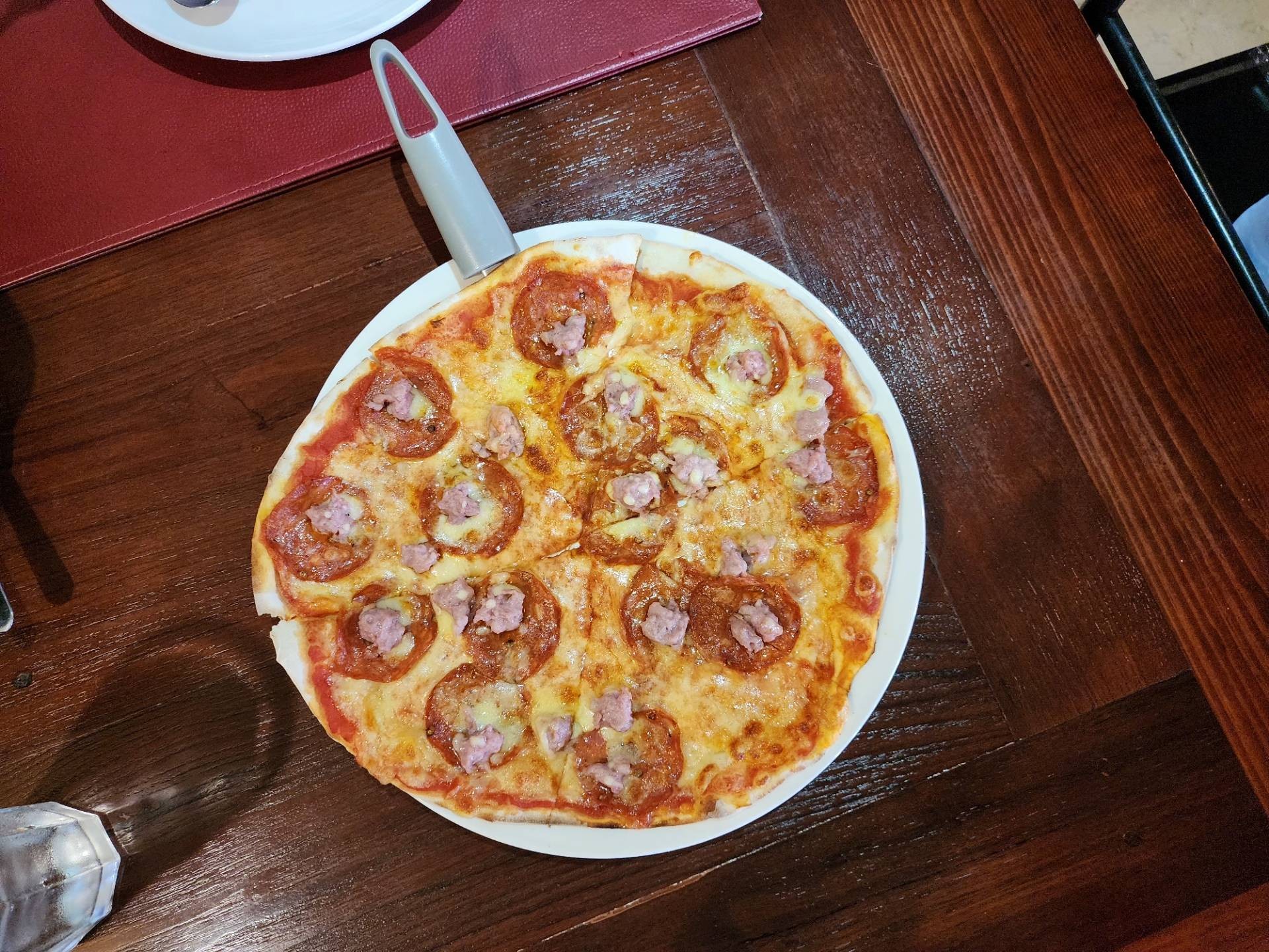 Pizza Salami & Italian Sausage (M) ร้าน รีปาสโซ่ (Ripasso) | พิซซ่าเตา ...