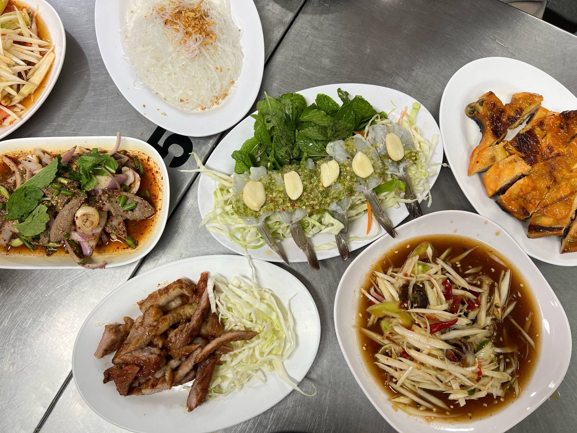 รูป เจ๊ก้อย ถนนเพชรบุรี