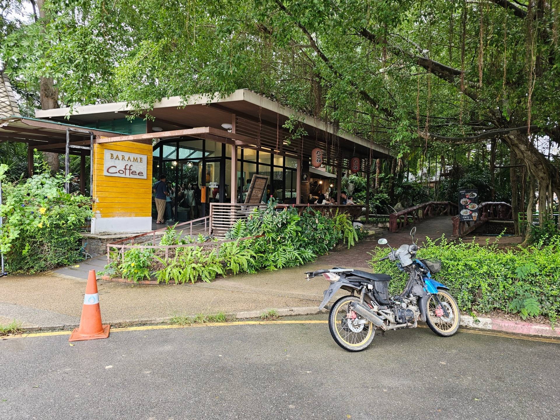 รีวิว Barame Coffee วัดห้วยมงคล - ☕️🍜ร้านกาแฟพ่วงเตี๋ยวเรือในบริเวณวัด ...