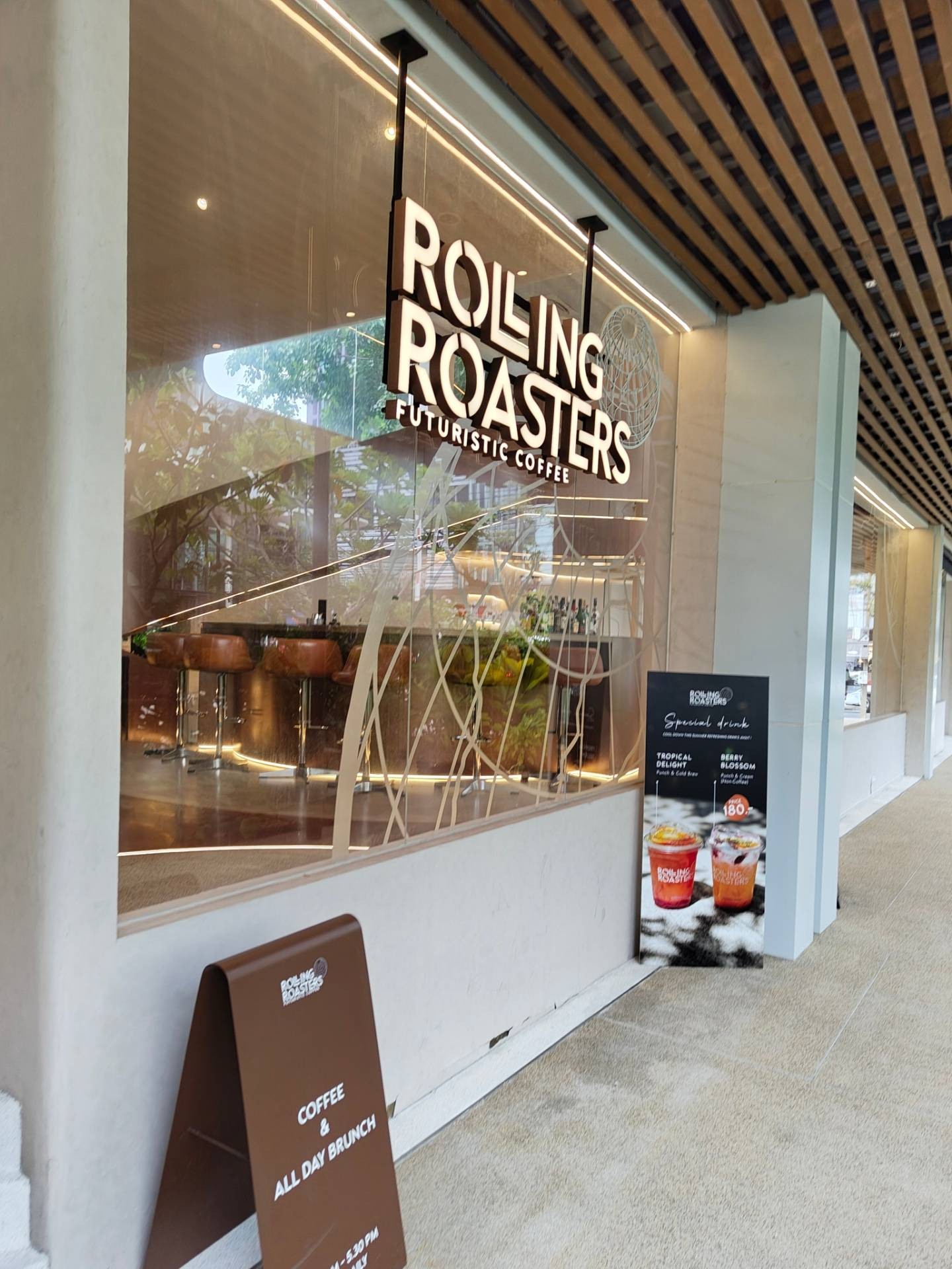 รีวิว Rolling Roasters เอกมัย - ร้านกาแฟบันไดวนสุดชิค