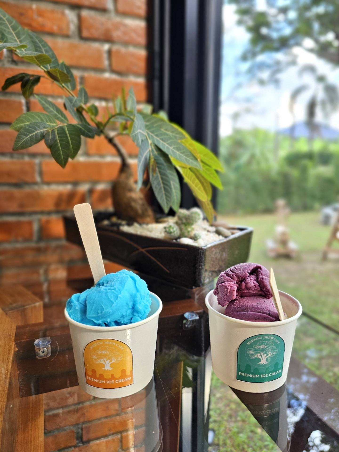 รีวิว Morning Brew Cafe - - คาเฟ่อิฐส้มบรรยากาศร่มรื่นใต้ร่มเงาต้นไม้ใหญ่