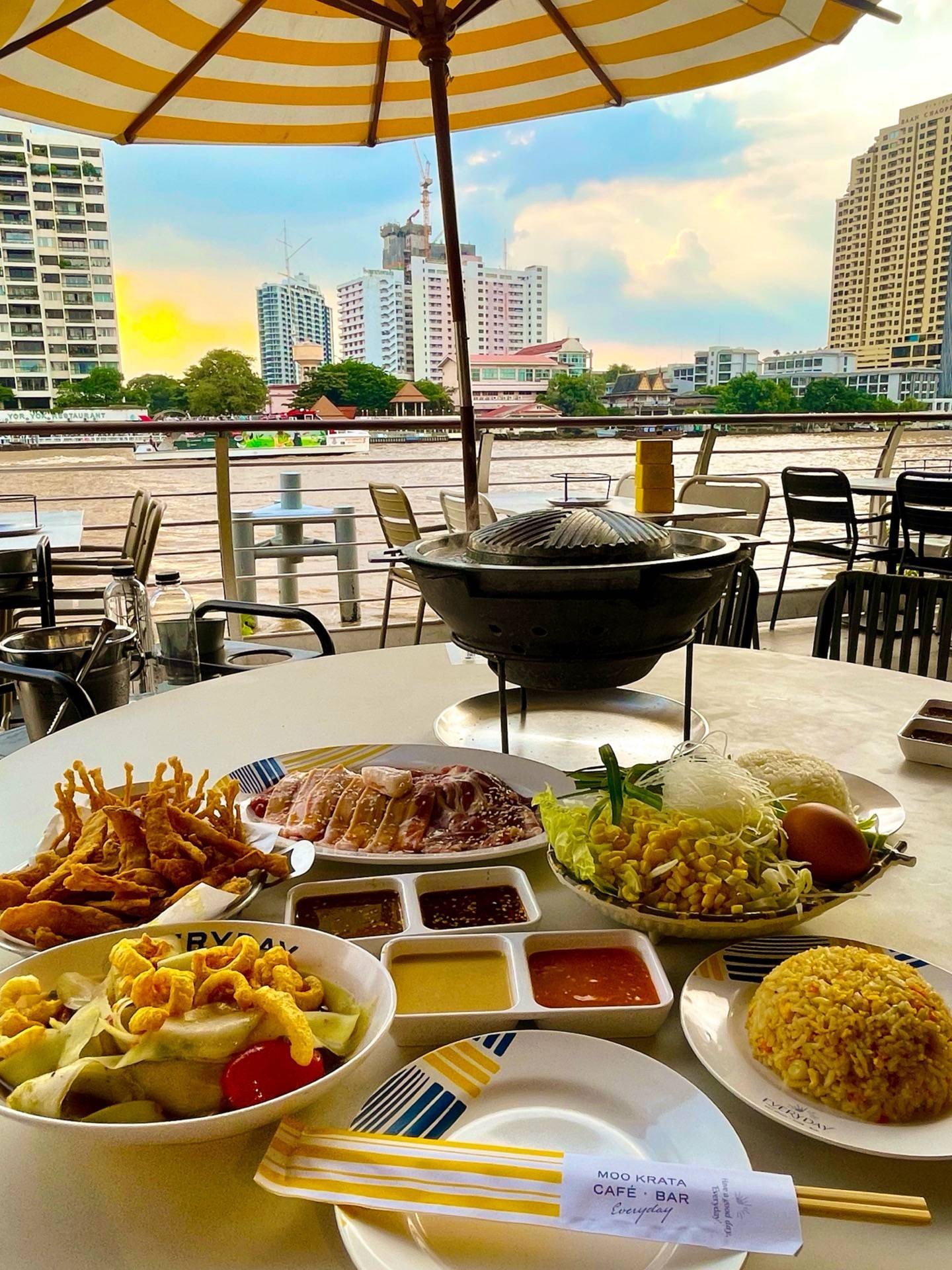 รีวิว Everyday mookrata & cafe Riverside - หมูกระทะ บรรยากาศริมน้ำ