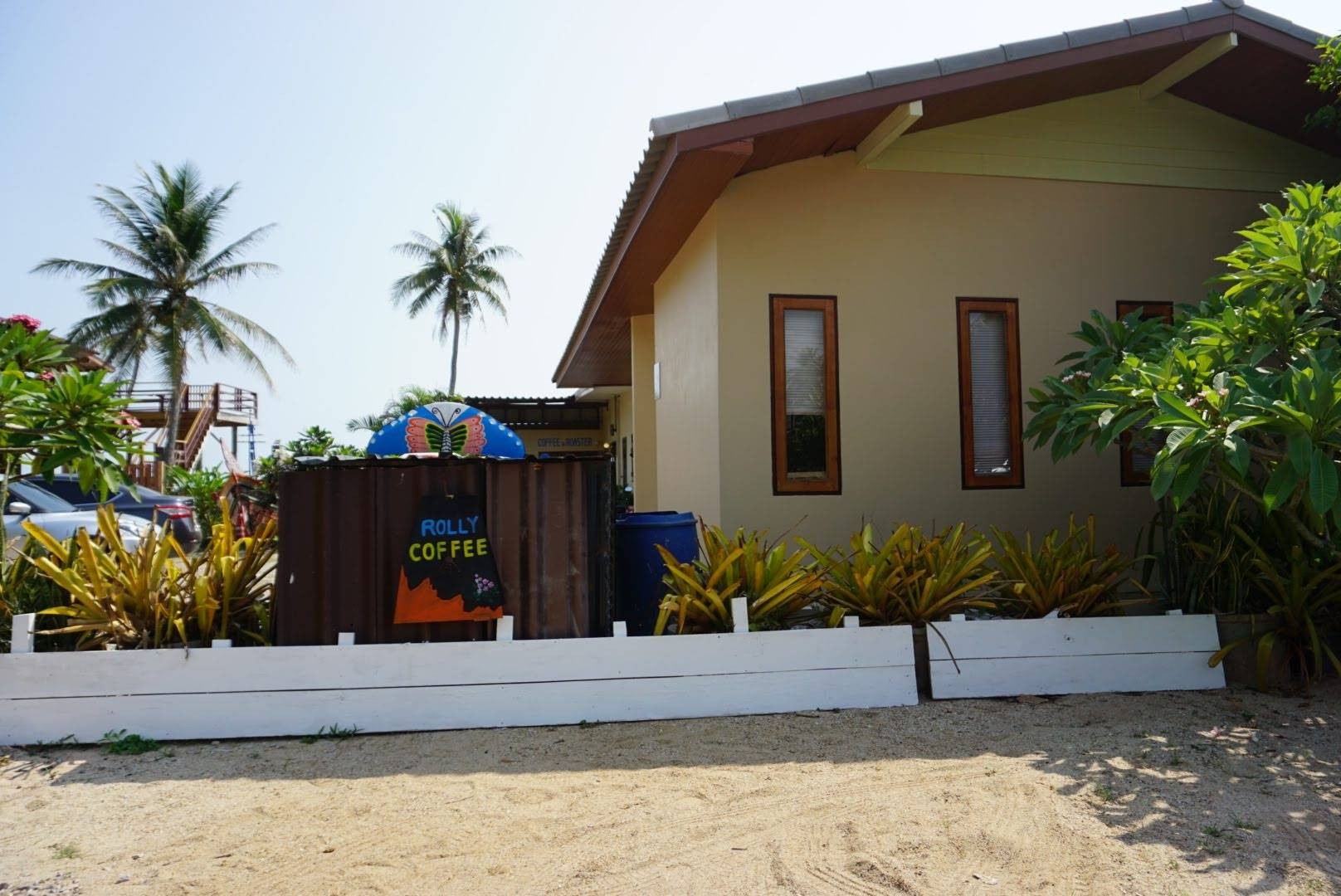 รีวิว Rolly Cafe - ร้านคาเฟ่บรรยากาศริมทะเลเครื่องดื่มใช้ได้