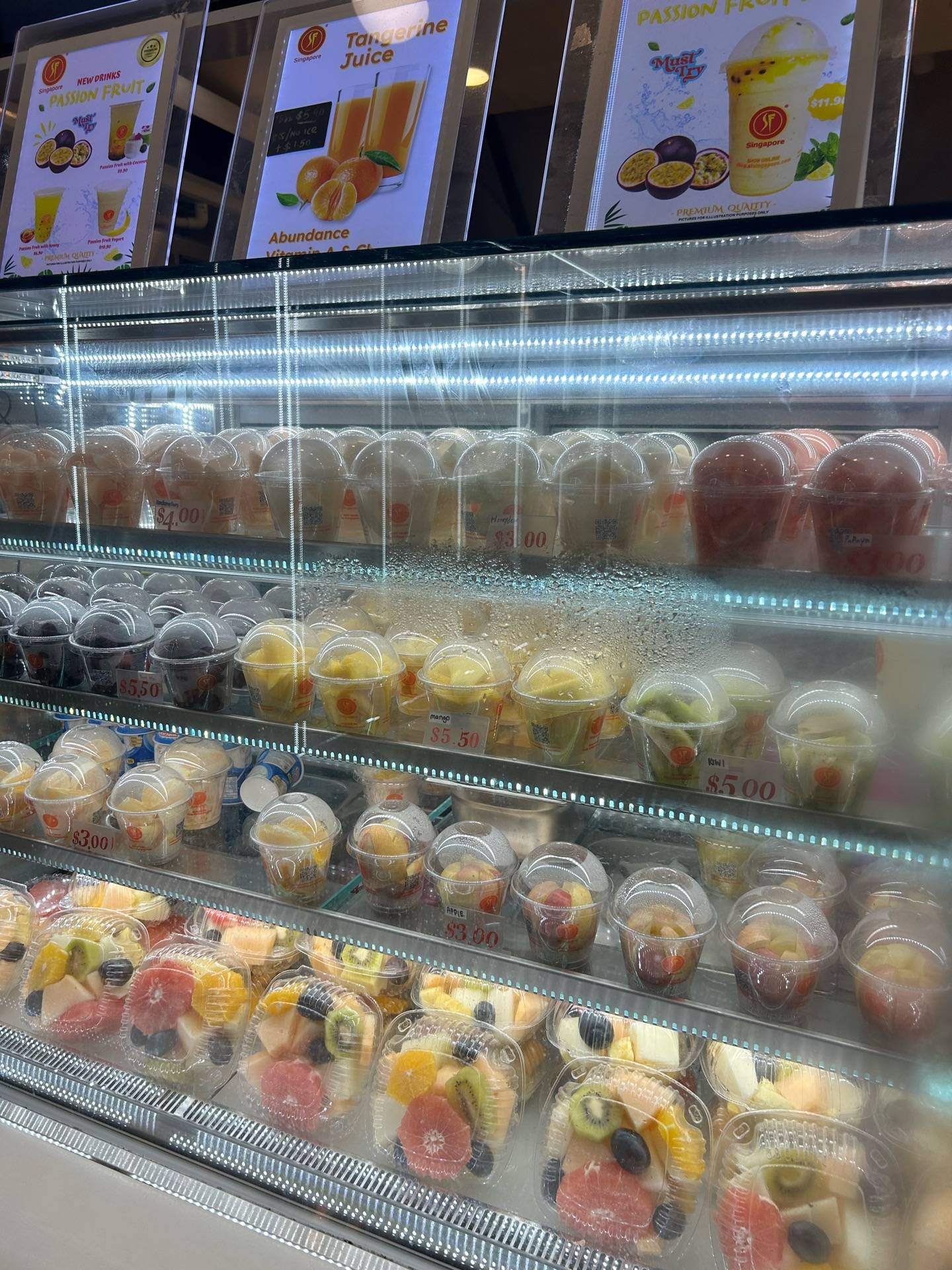 รูป SF Fruits & Juices Raffles Place MRT Station