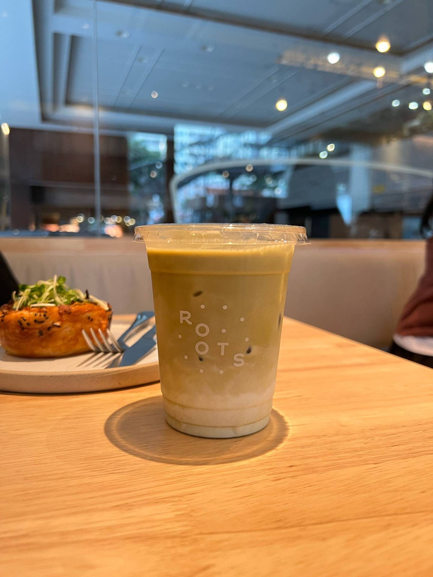 รีวิว RootsBKK ถนนเพชรบุรี - ROOTS Coffee @Ratchathewi