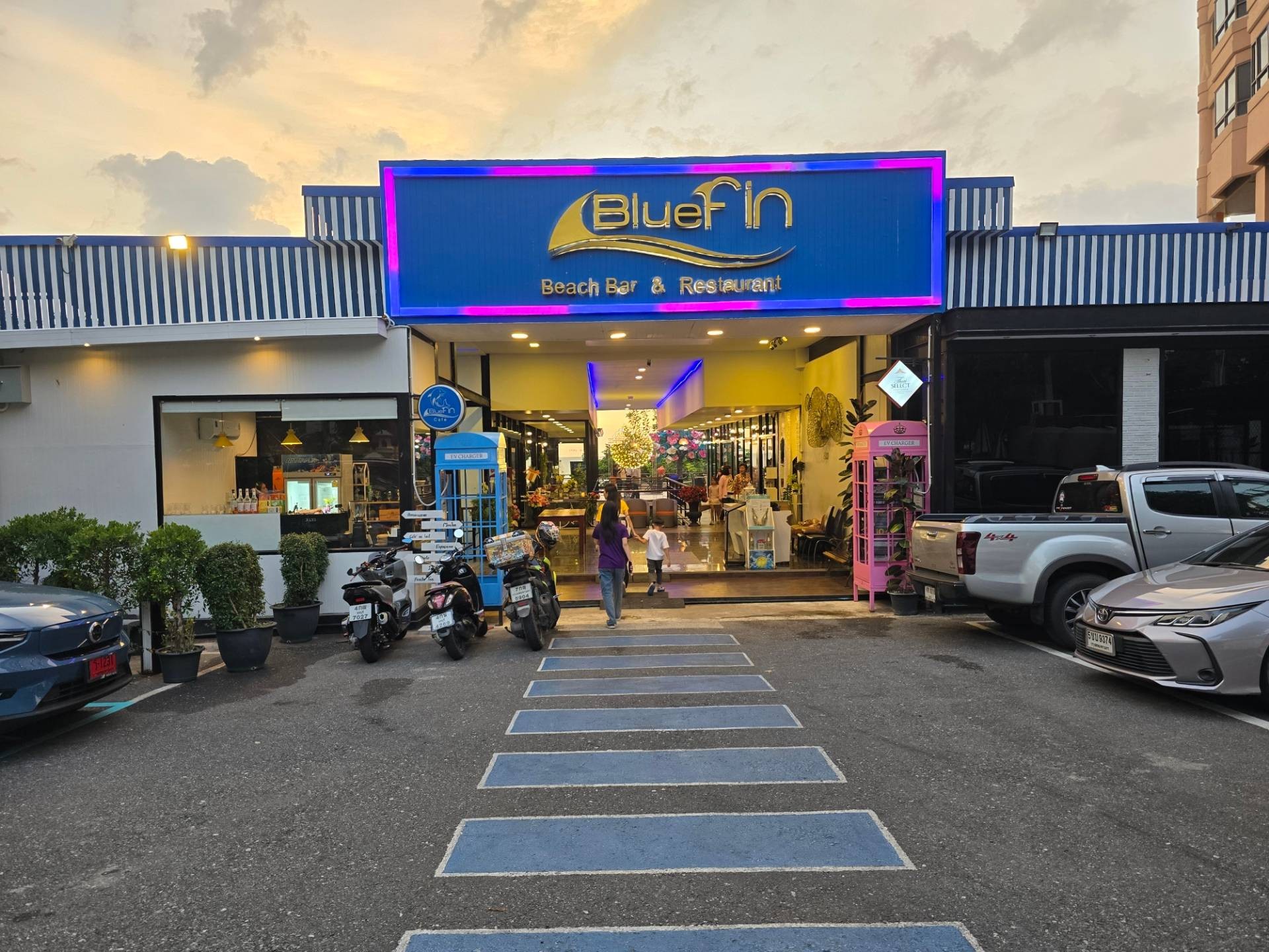 รูป BlueFin Beach Bar & Restaurant