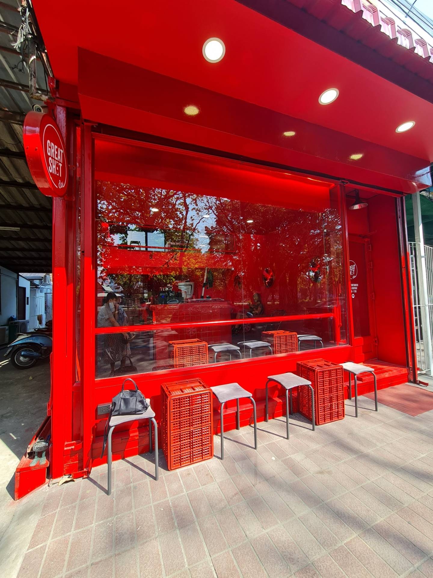รีวิว GREAT SHOT BAR CNX เชียงใหม่ - คาเฟ่สีแดงจัดจ้านมาก