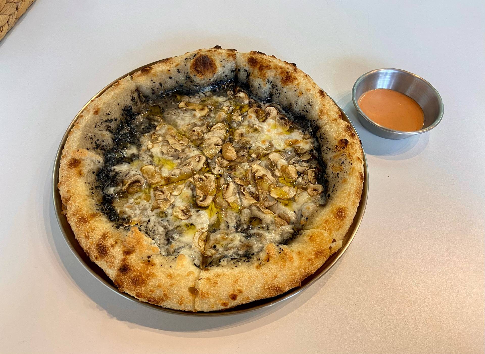 รีวิว Ronin Pizza สะพานตากสิน - Pizza Truffle