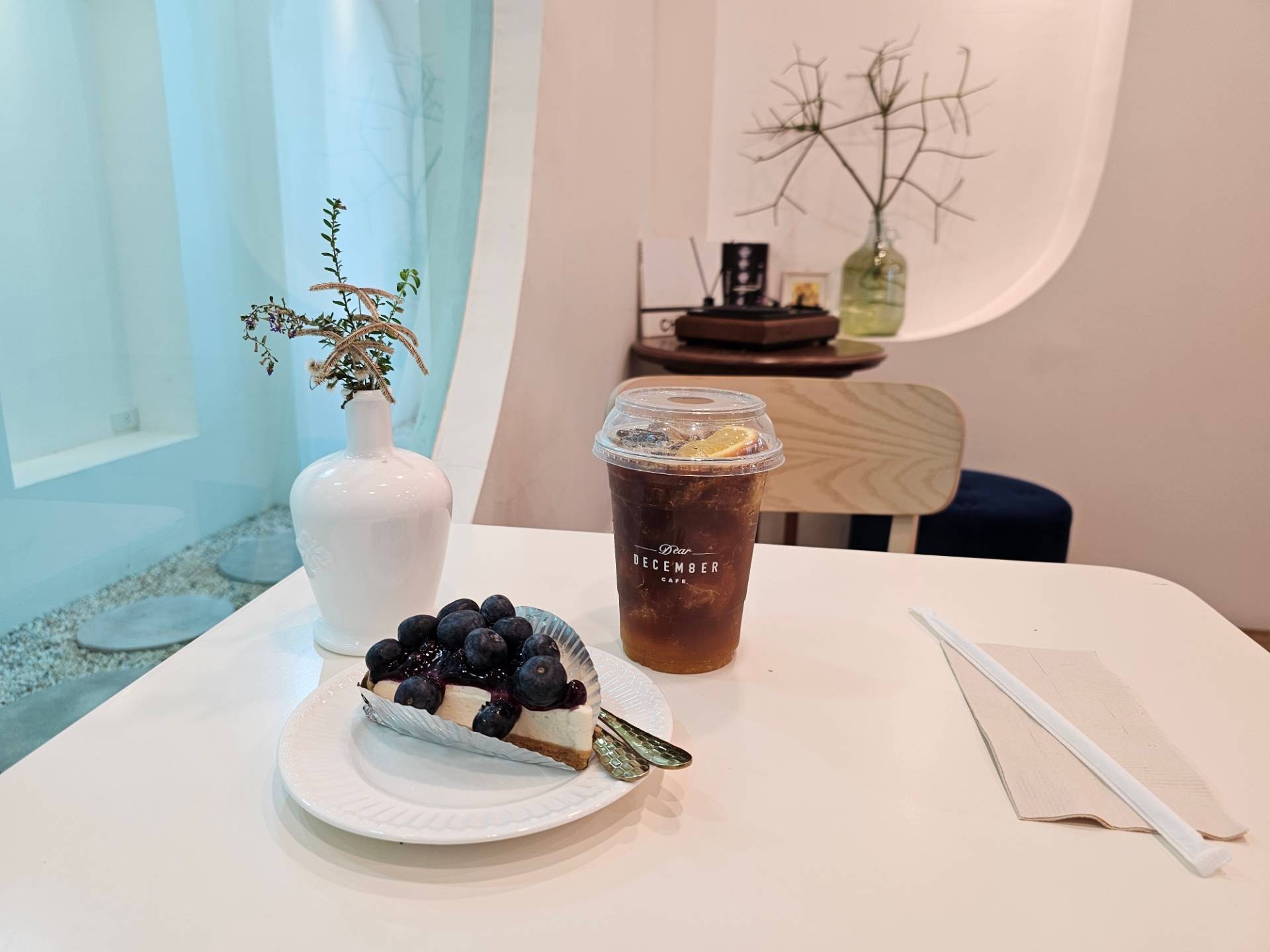 รีวิว Dear December Cafe - - คาเฟ่บรรยากาศดี มีมุมให้ถ่ายรูปเยอะ เค้ก ...